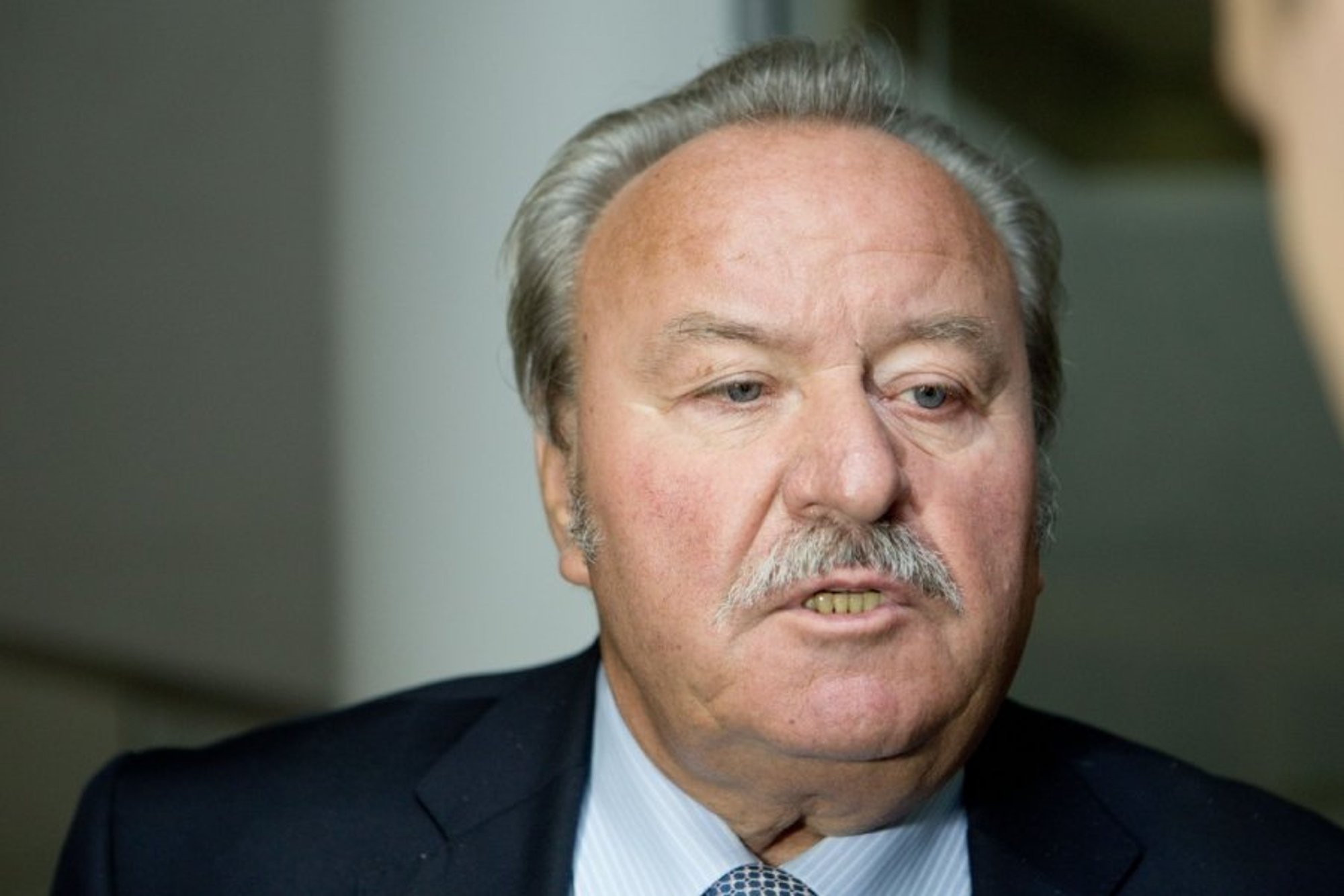 B. Bradauskas atsitraukia - Delfi