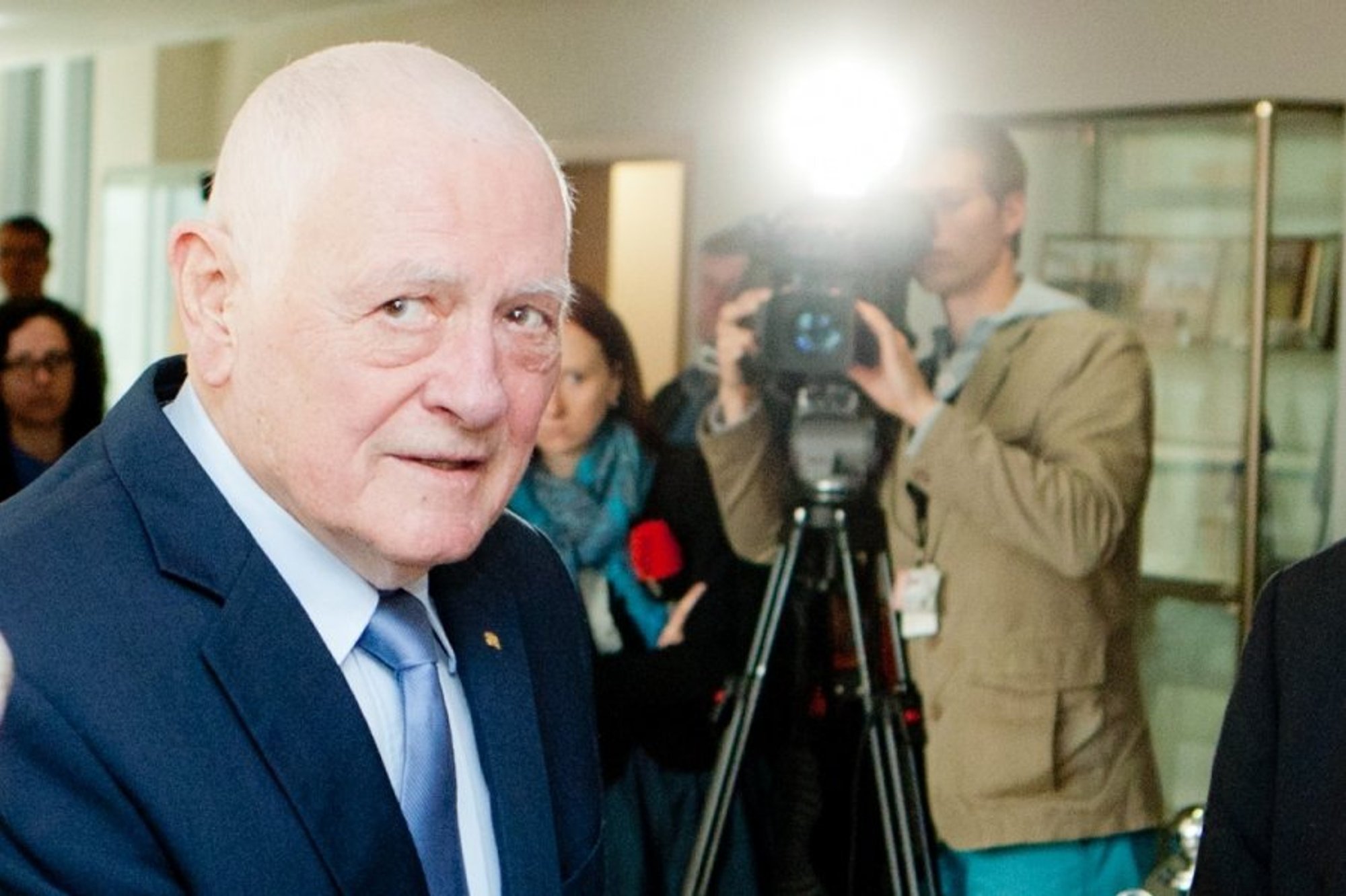 V. Adamkus šįkart balsavo ligoninėje - Delfi