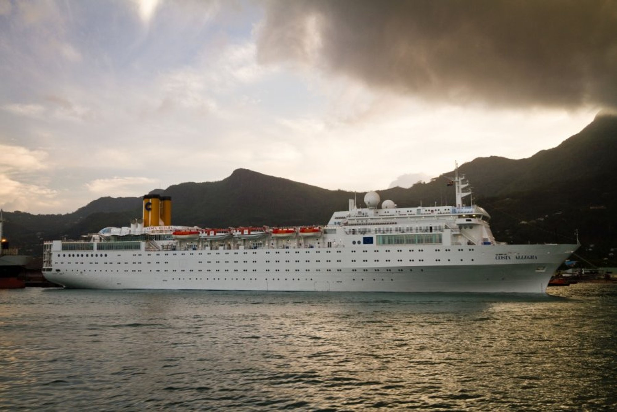 Gaisrą patyręs Italijos kruizinis laivas tempiamas į krantą - Delfi