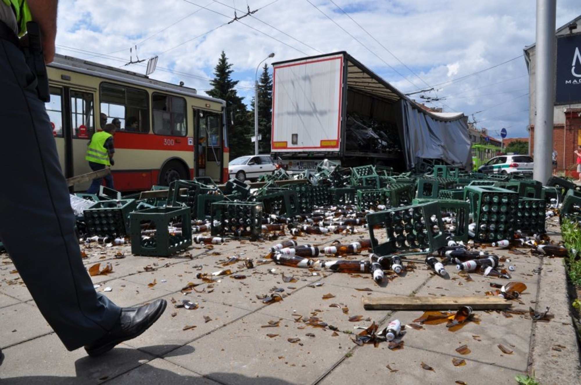 Kaune iš vilkiko priekabos išbyrėjo šimtai butelių alaus - Delfi