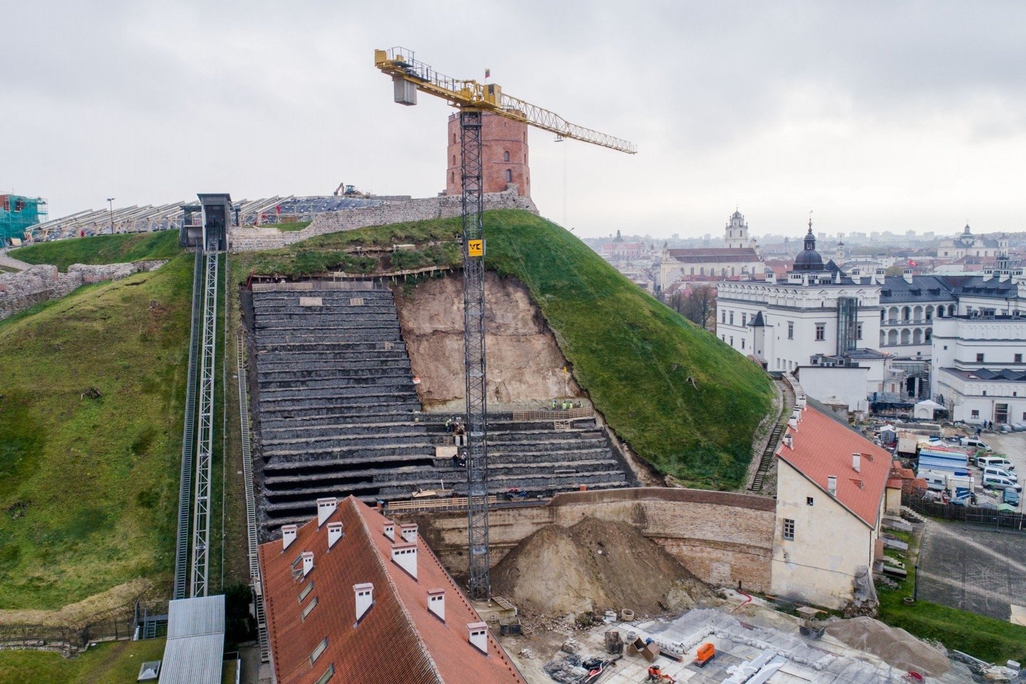 Gedimino kalne kilo pavojus pėsčiųjų takui ir gynybinės sienos ...