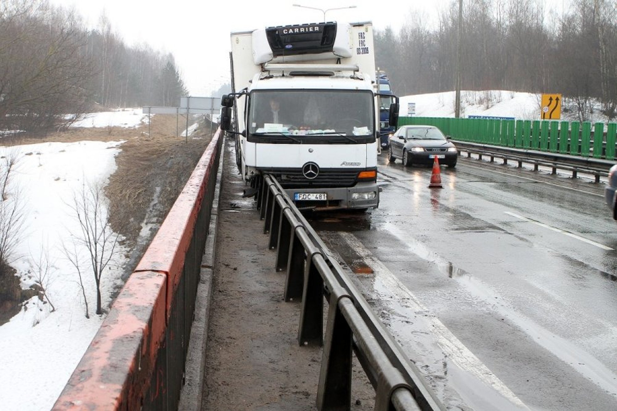 Sprogus padangai, Pakaunėje sunkvežimis vos nenulėkė į upę - Delfi