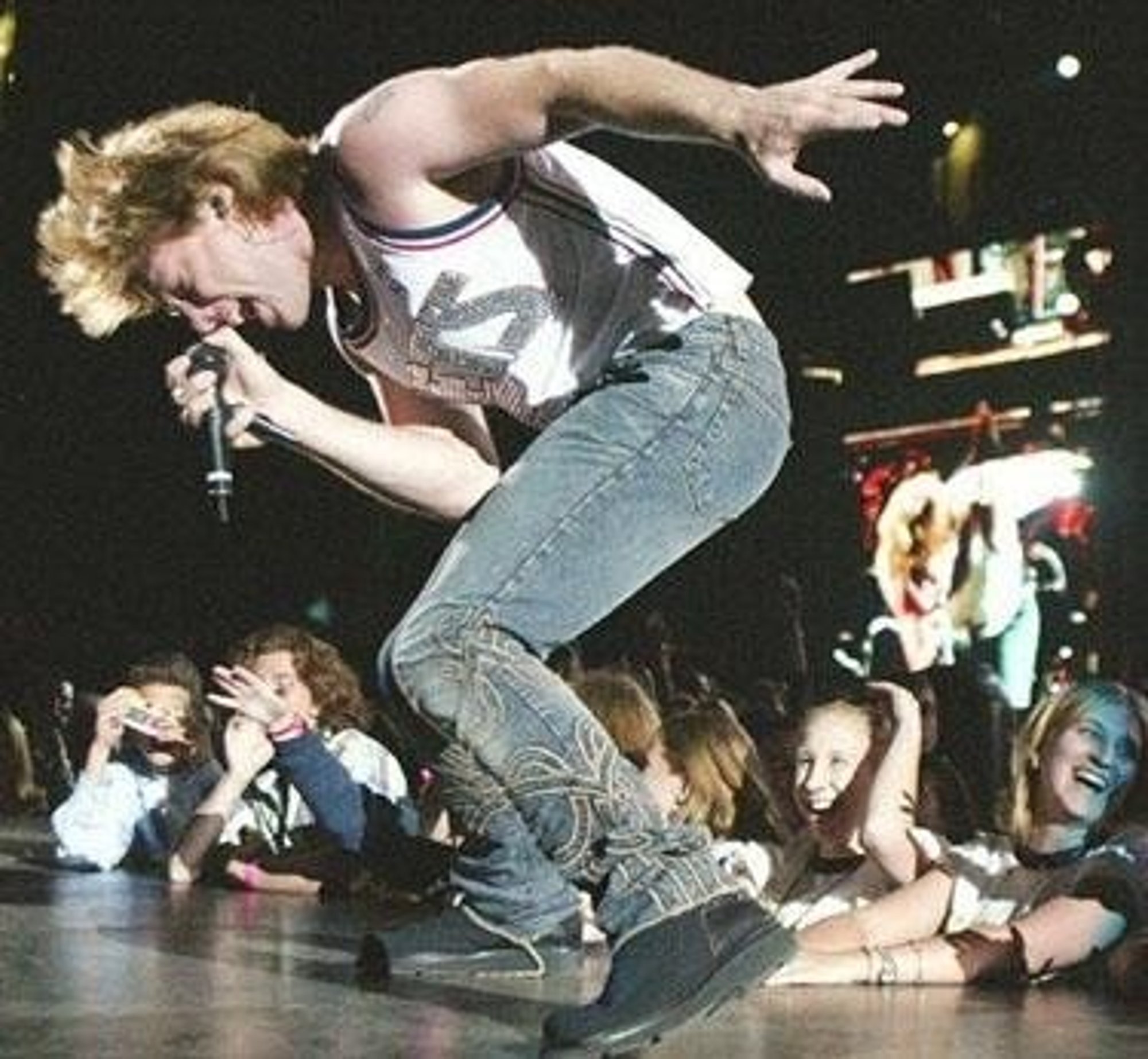 J.Bon Joviui scenoje trūko blauzdos raumuo - Delfi veidai