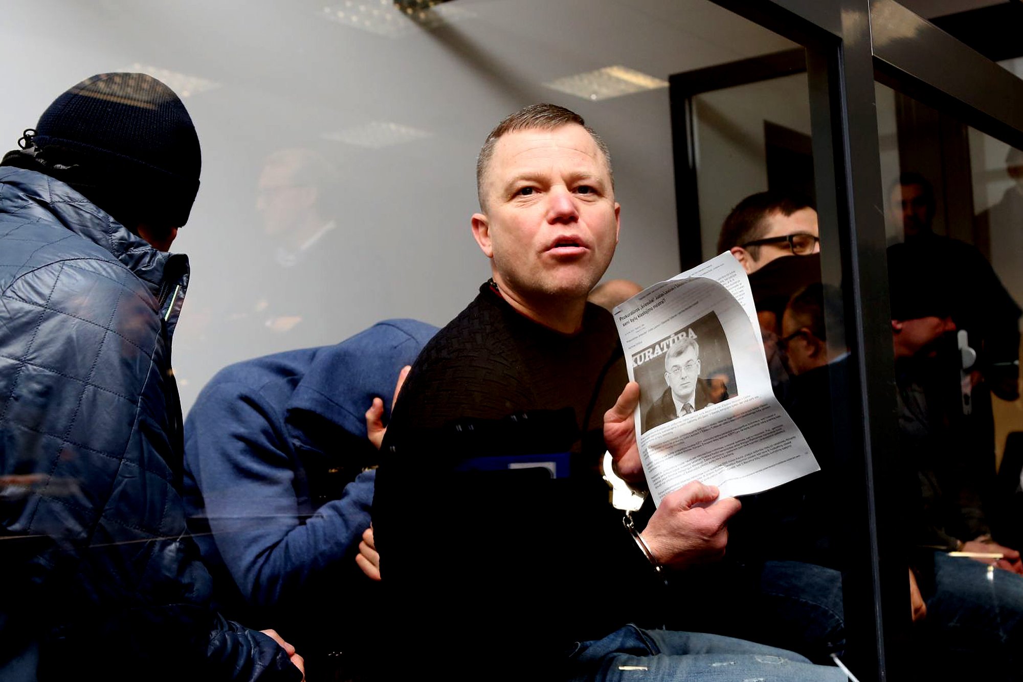 Kauno teisme Kamuolinių gaujos vadeiva pripažintas kaltu, tačiau liko ...