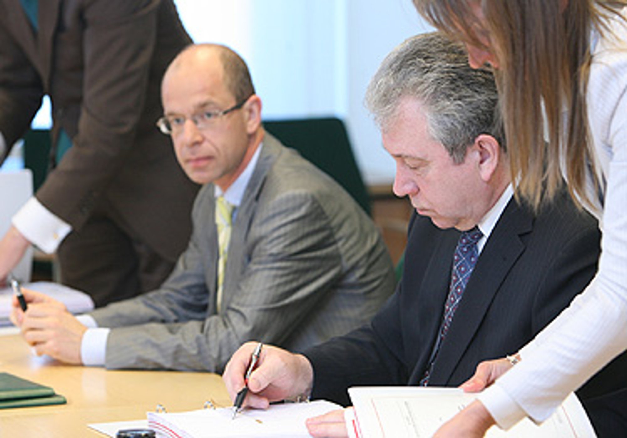 Sudėti visi „Leo LT“ reikalingi parašai - Delfi verslas