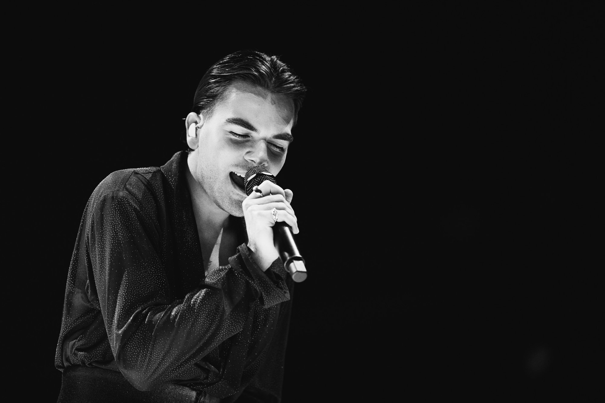 Rokas Yan pristato kūrinį „Oras“ ir jo vaizdo klipą: tegul nuo šiol tai bus mūsų daina ...