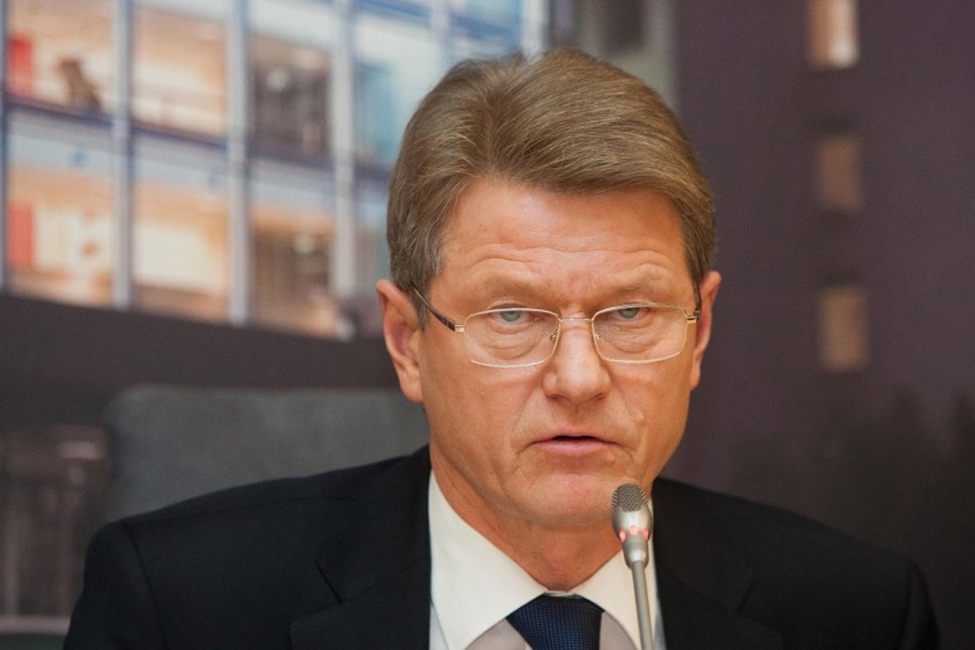 R.Paksas. Politikai Lietuvai gali siūlyti eurą, bet nutarti turi tauta ...