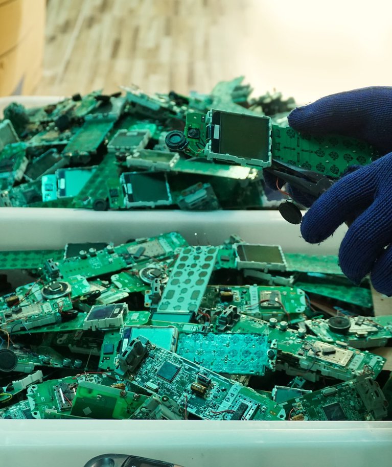 Elektroninėse atliekose – pusė cheminių elementų lentelės: atsakė ...