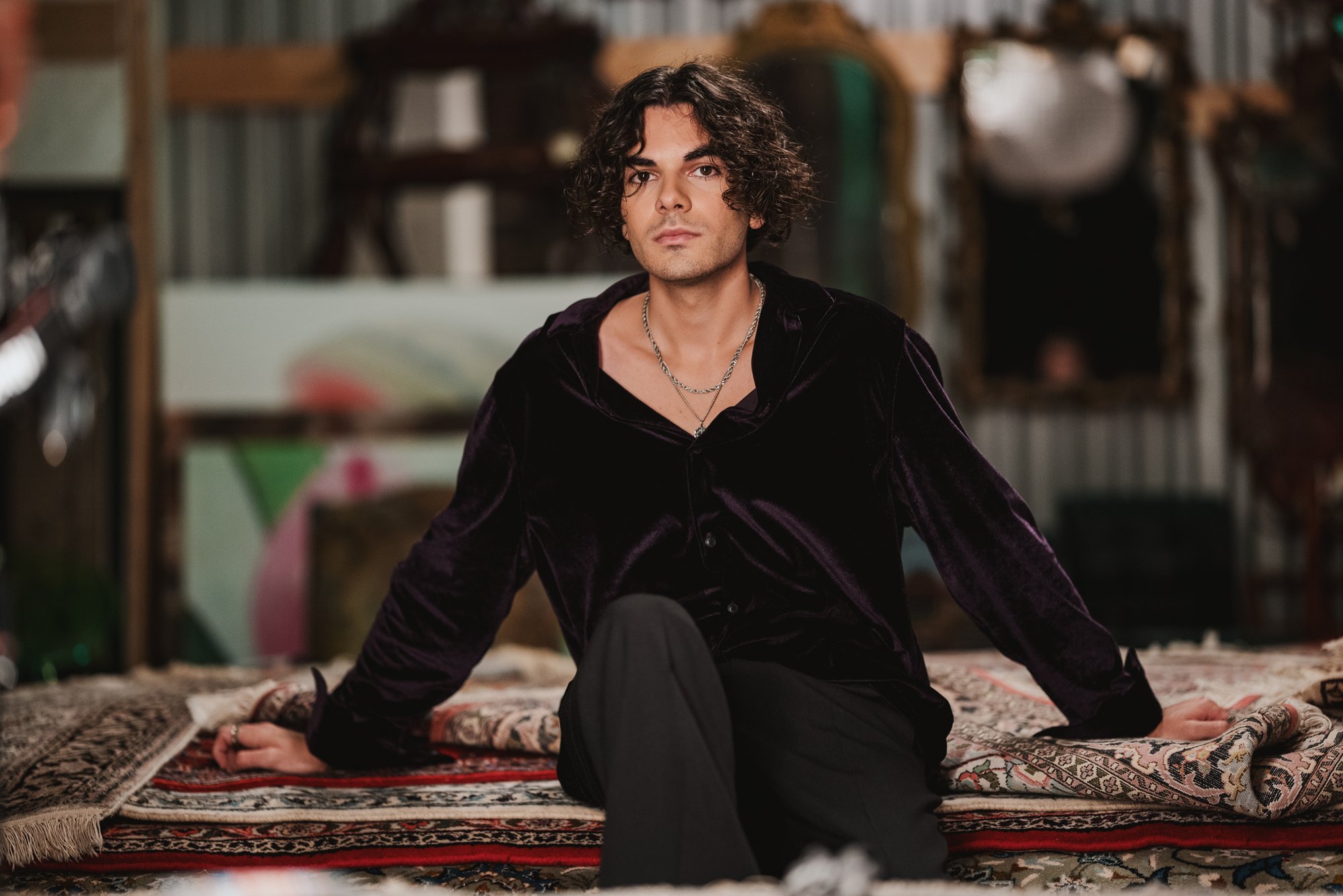 Rokas Yan pristato tarp tūkstančių antikvarinių daiktų įamžintą vaizdo klipą dainai „Iš tų akių ...