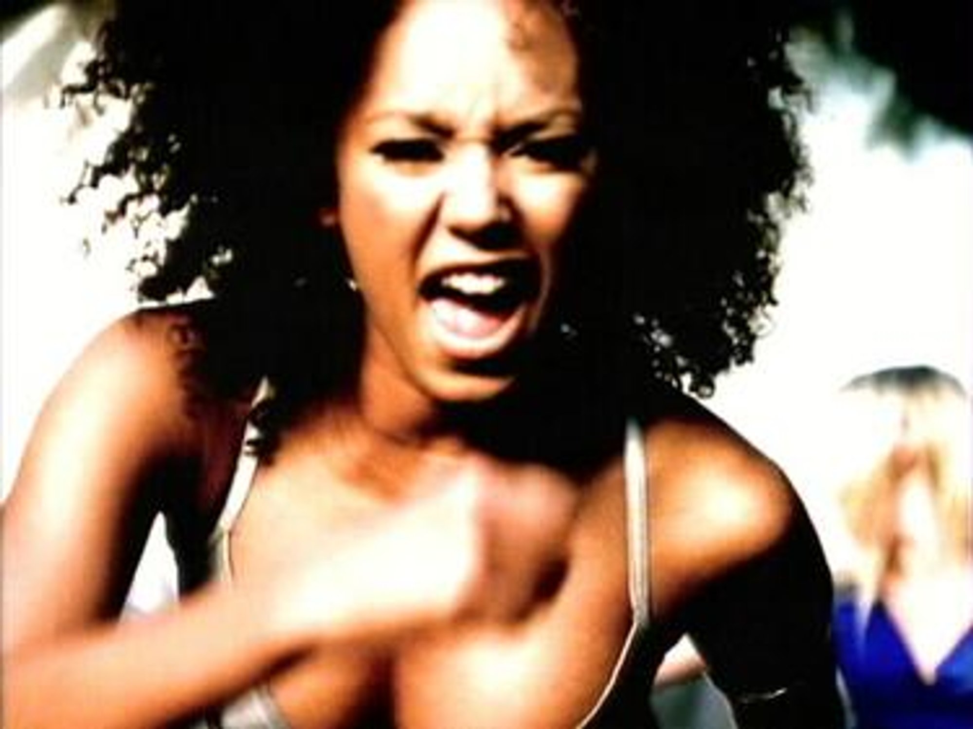 “Scary Spice” medituoja ir nusiramina či gongo pratimais - Delfi veidai