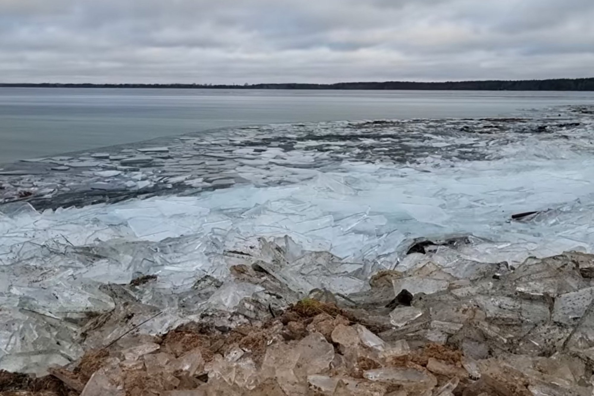 Dusios ežeras nepagailėjo nei vaizdo, nei garso: ledai lūžo tiesiog ...