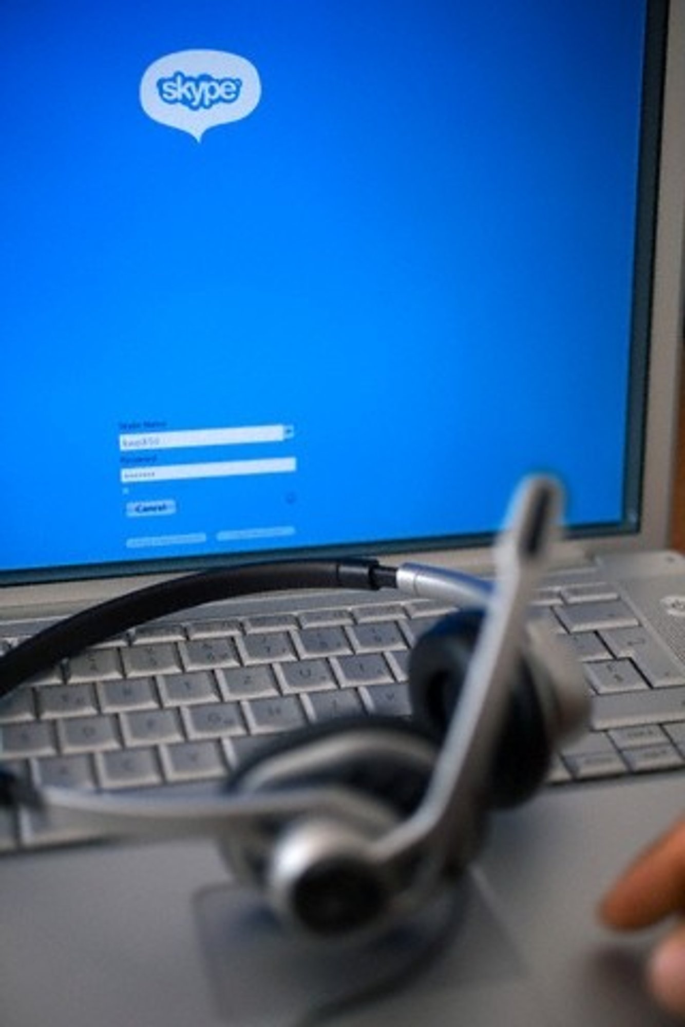 „Skype” teigia palaipsniui atnaujinanti darbą - Delfi mokslas