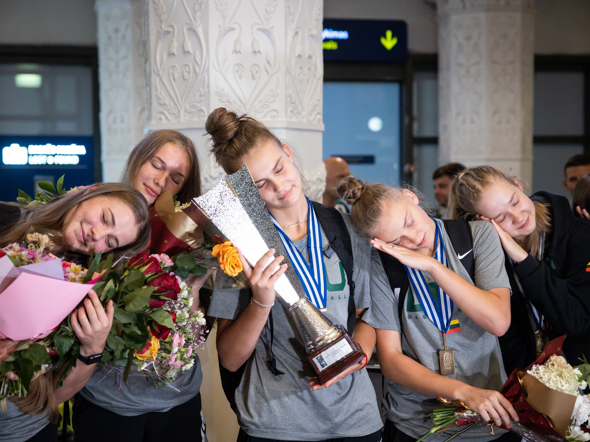 Labanaktis, Europa: auksines mergaites įkvėpė Curry, lopšinę niūniavo ...