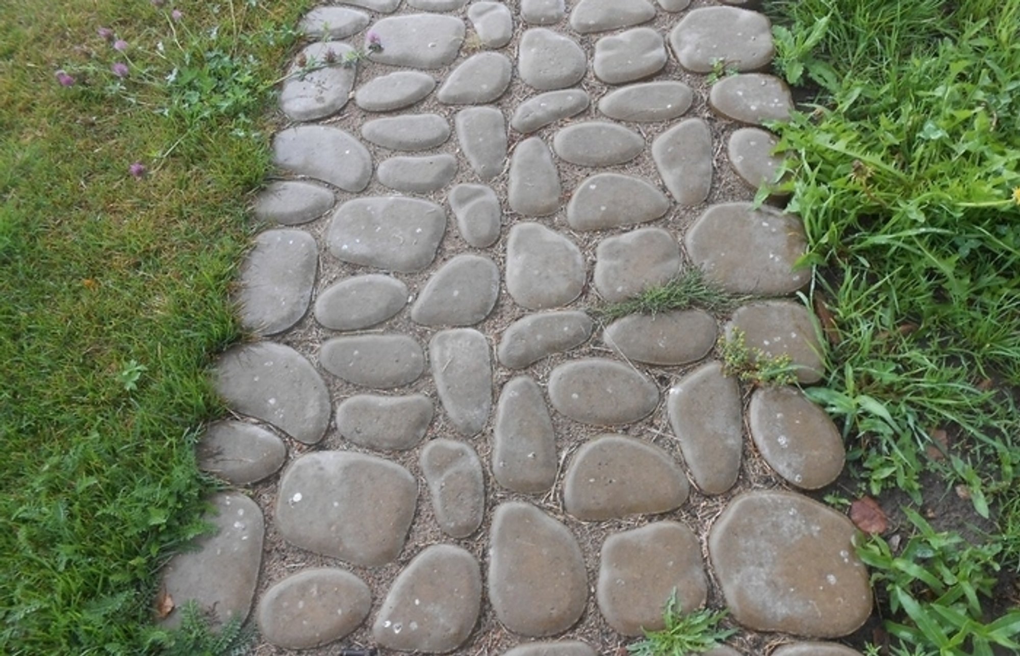 Kaip patiems pasigaminti grindinio akmenis imituojančių plytelių ...