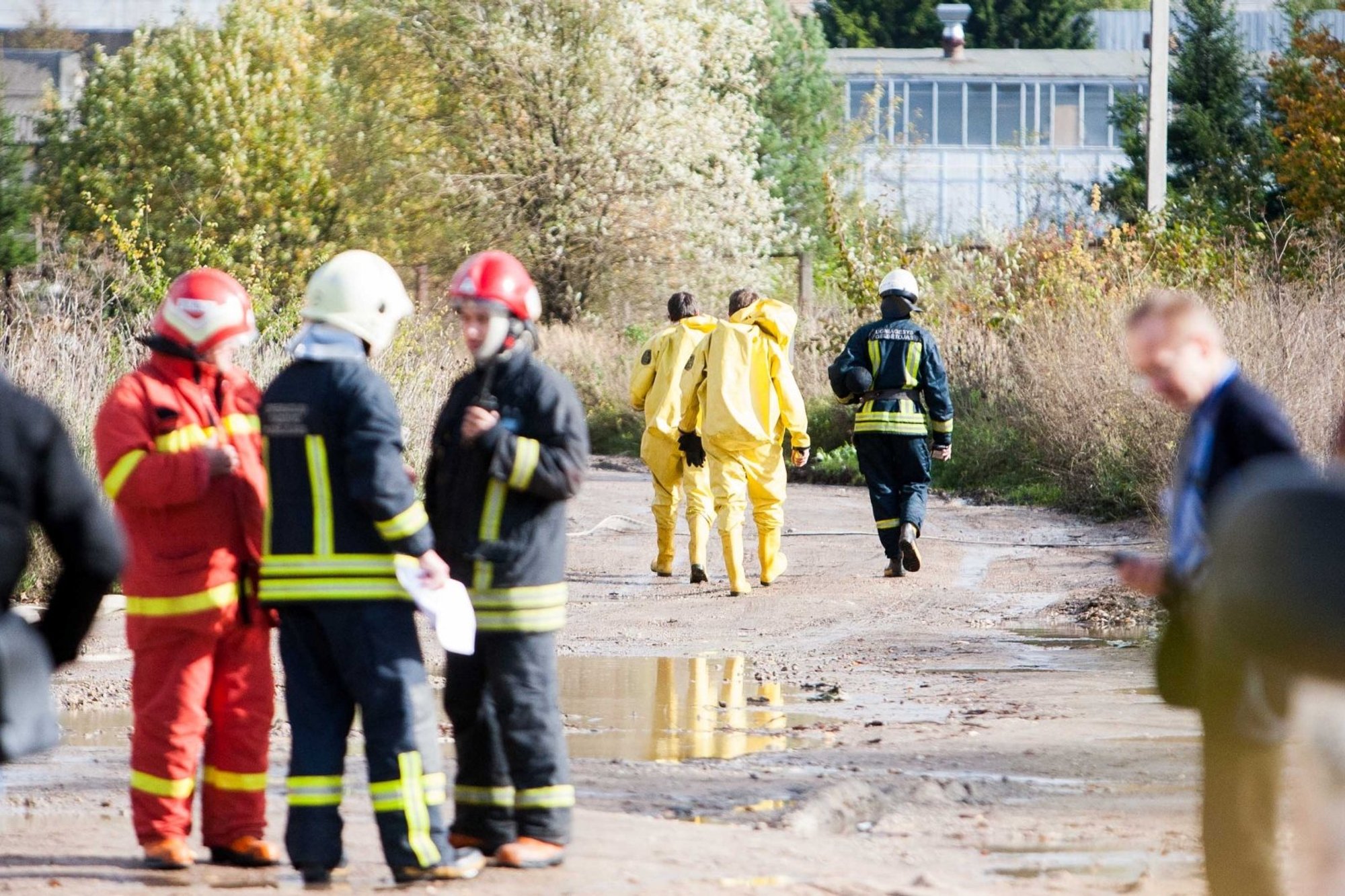 Cheminė avarija Kauno rajone: druskos rūgštis pragraužė vilkiko degalų ...