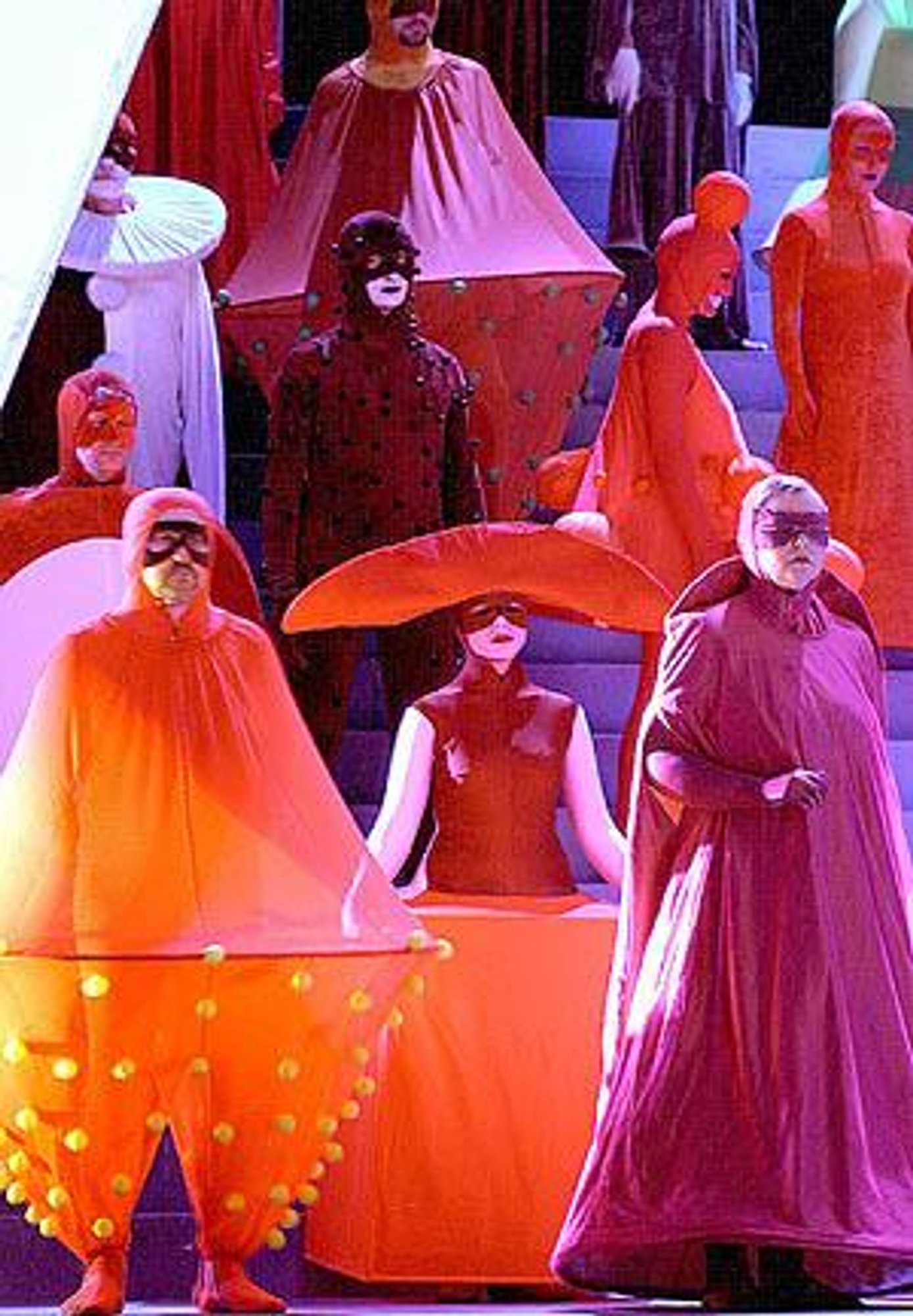 Scenoje - intrigomis apipintas "Kaukių balius" - Delfi kultūra