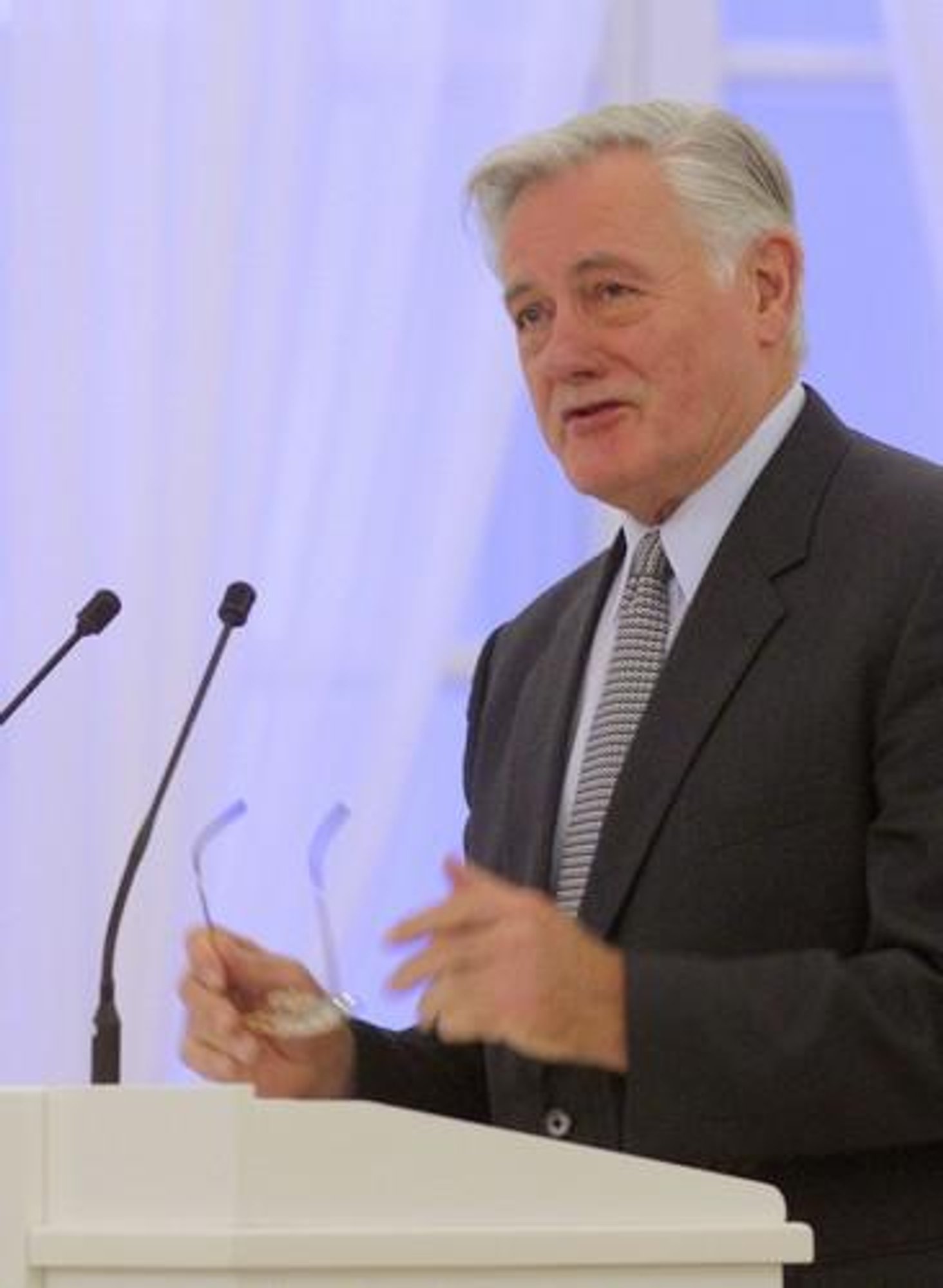 V.Adamkus pabrėžia Lietuvos ateitį - Delfi