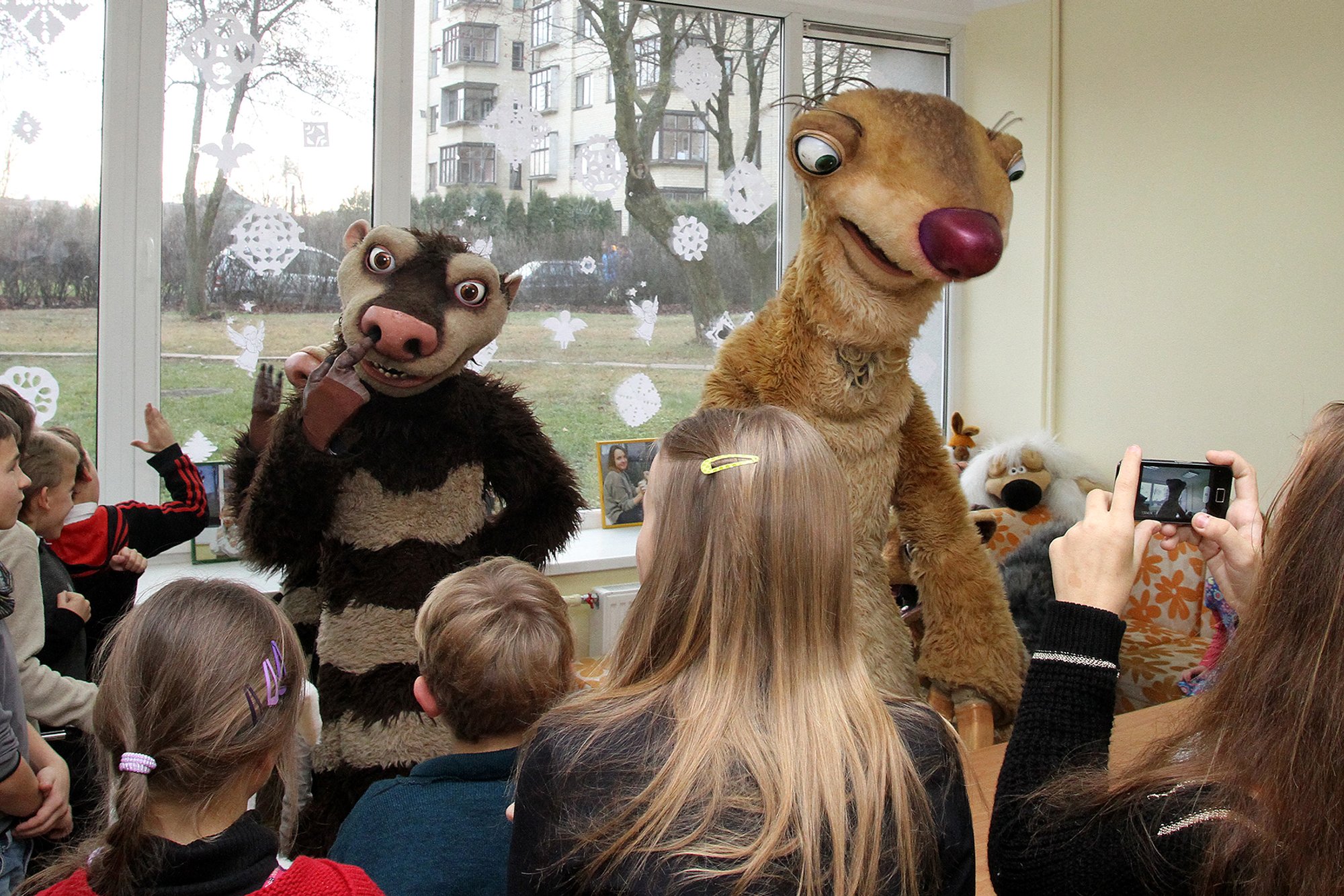 „Ledynmetis Live!“ personažai aplankė vaikų dienos centrą - Delfi veidai