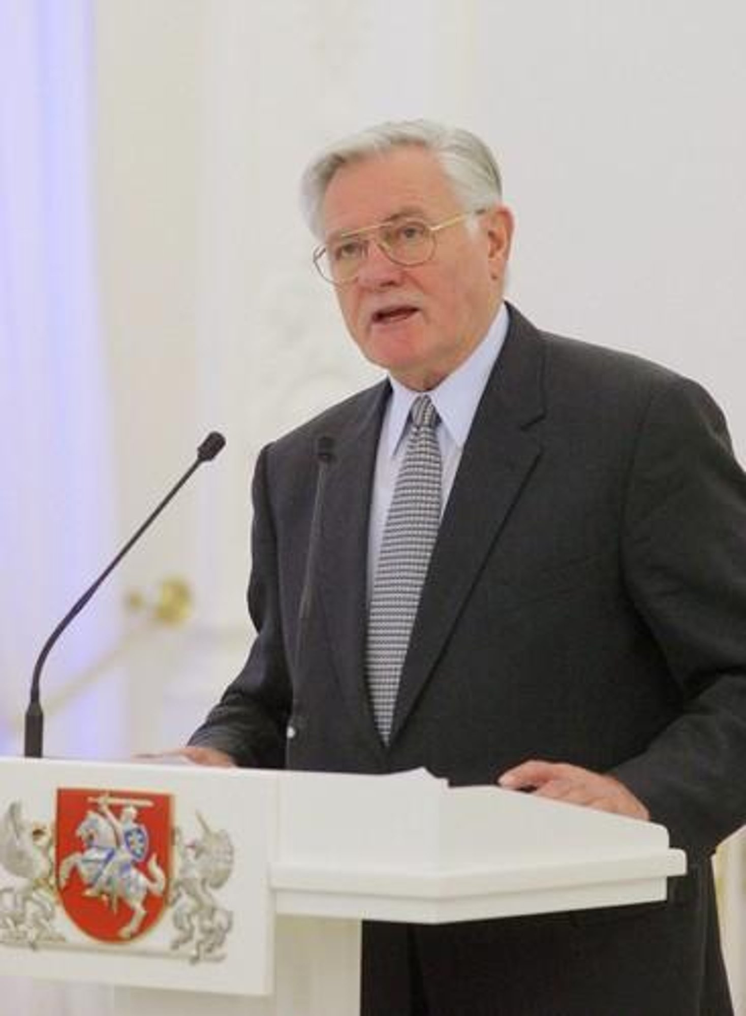 V.Adamkus ir toliau bus Lietuvos narystės NATO advokatas - Delfi