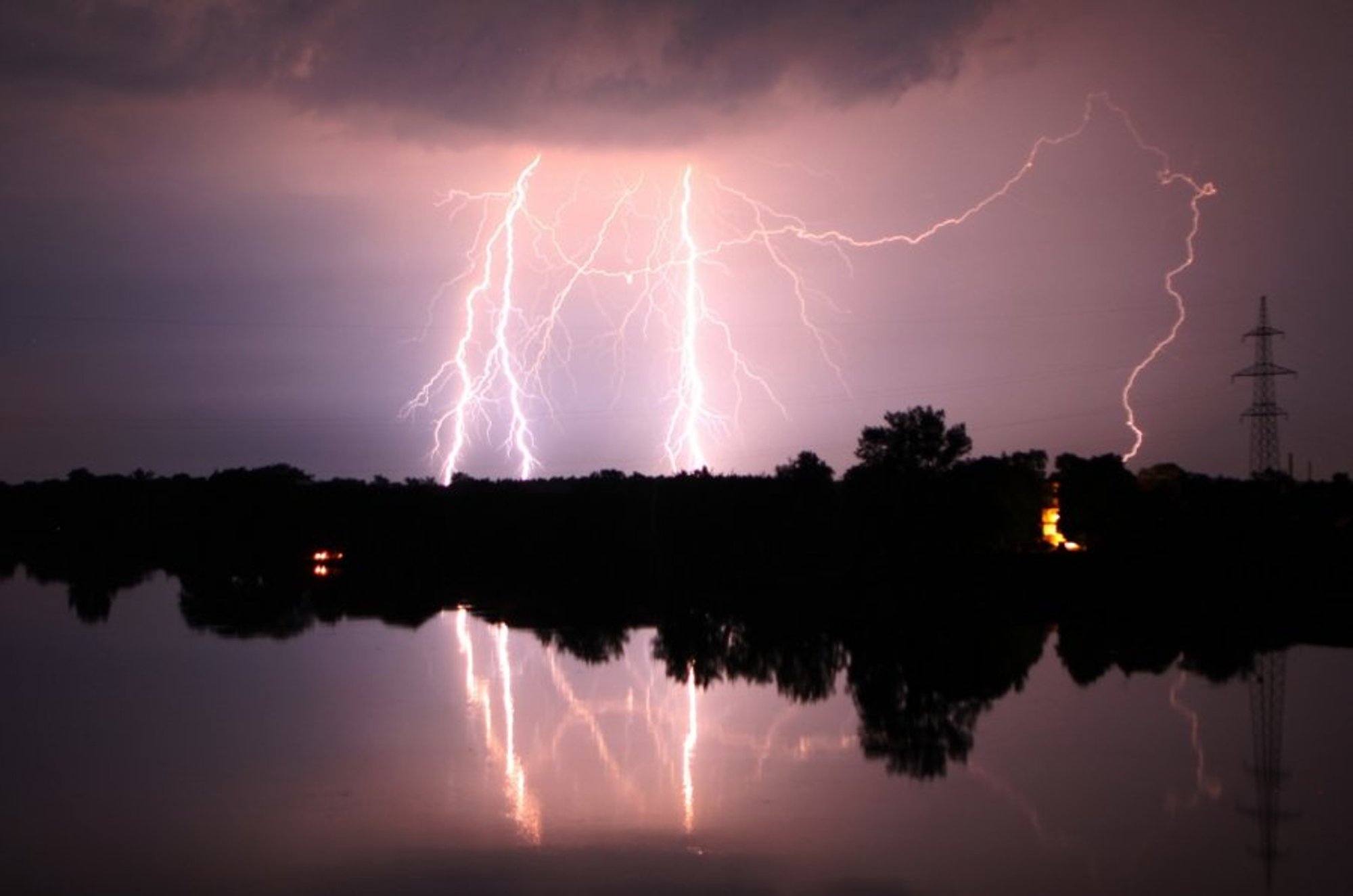 Žaibas nutrenkė mobiliuoju telefonu kalbėjusį jaunuolį - Delfi