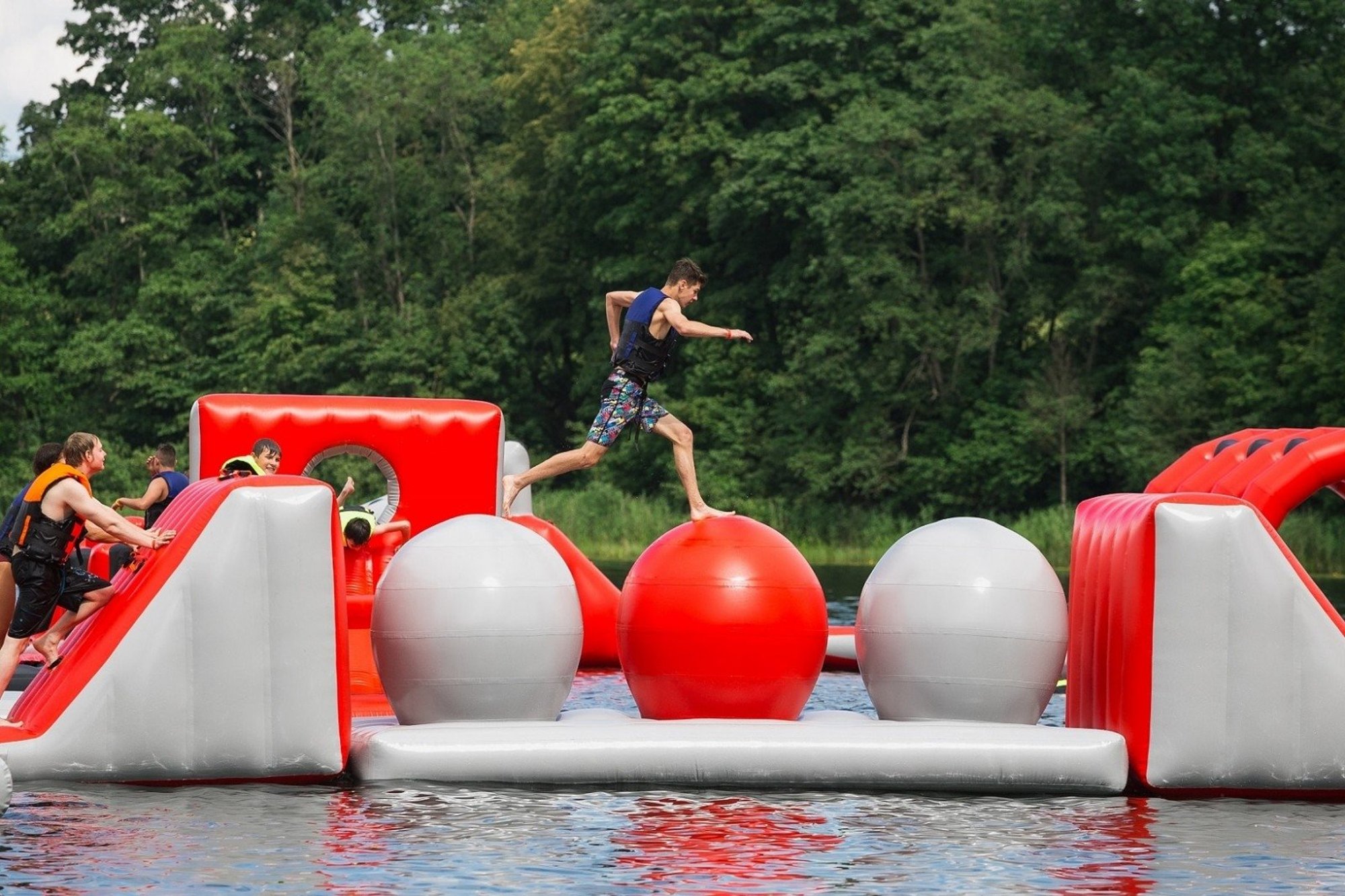 Aktyvių pramogų mėgėjams – smagios pramogos vandens batutų parkuose ...