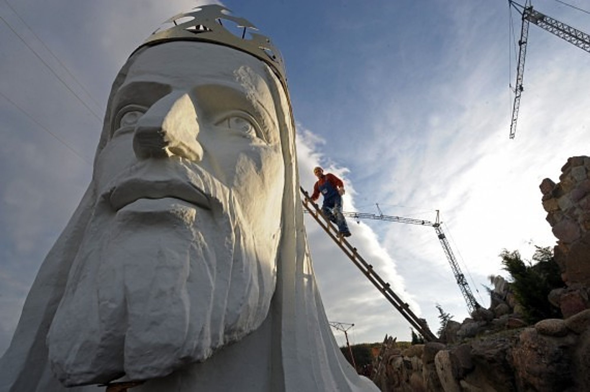 Lenkijoje baigiama statyti didžiausia Kristaus statula - Delfi