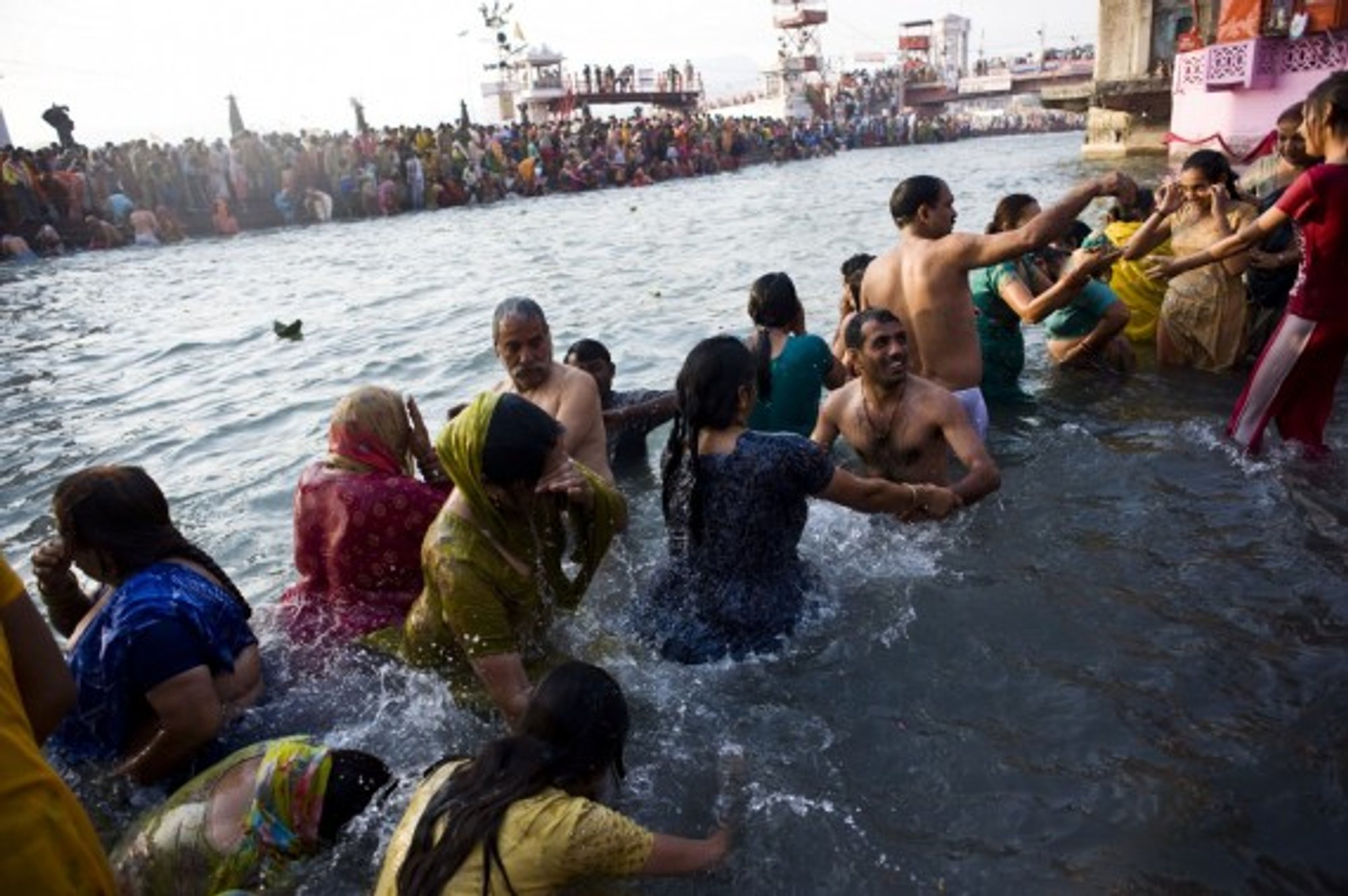 Indijoje milijonai maldininkų prausis Gangos upės vandenyje - Delfi