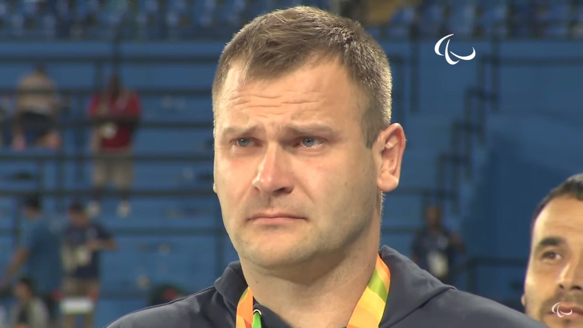 Džiaugsmo ašarų per apdovanojimą nesulaikęs M. Bilius aukso medalį ...