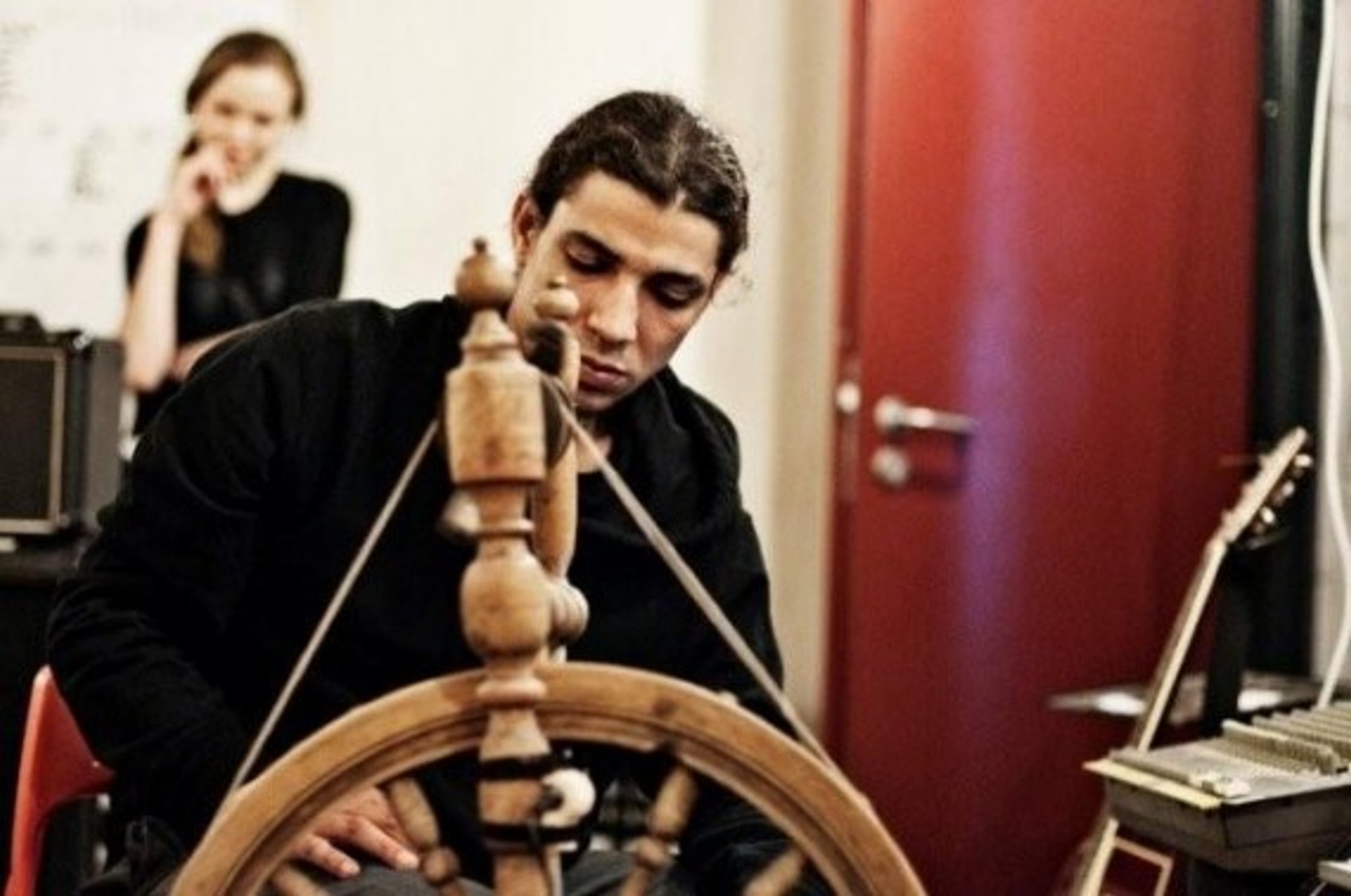 Naujas V.Diawaros muzikos instrumentas - verpimo ratelis - Delfi kultūra