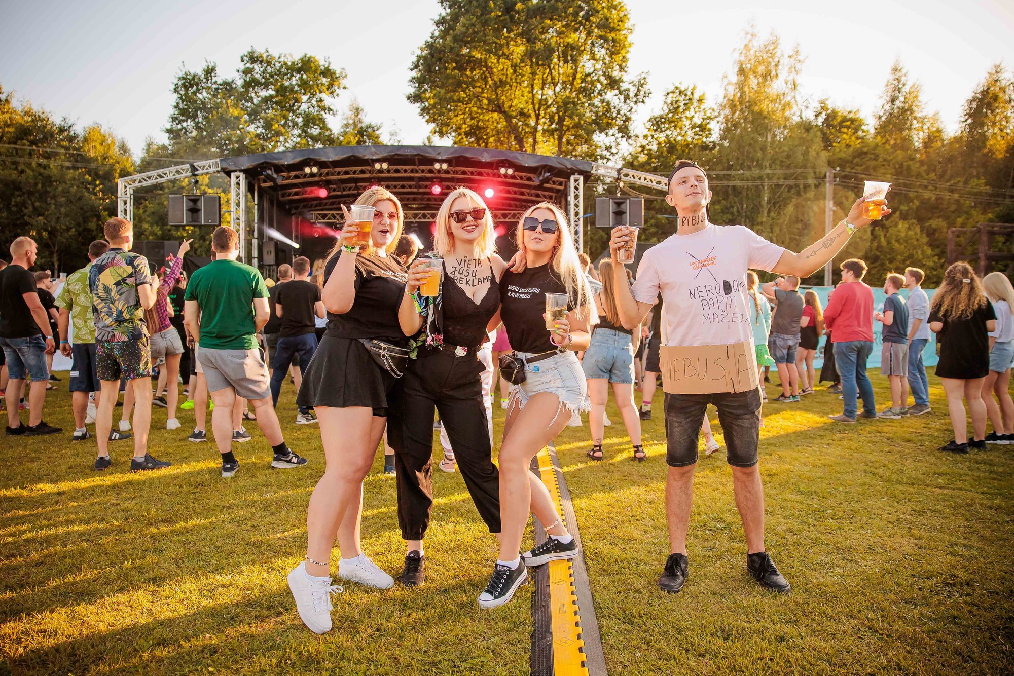 „Pravalfestas“ vaizdo reportaže: įspūdingi kostiumai, scenos legendos ir šėlstanti publika ...