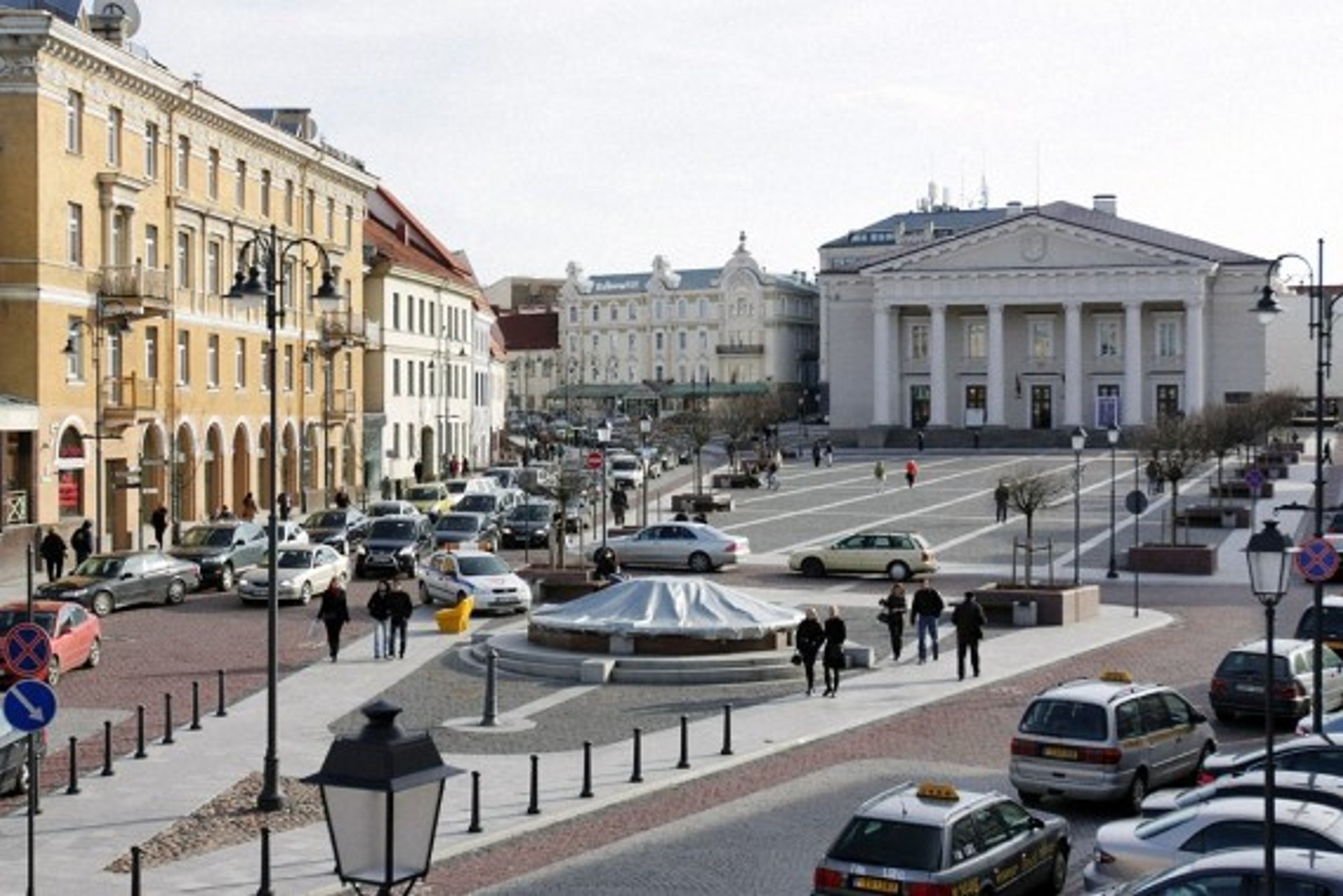 Vilniaus Rotušė „Žemės valandą“ paskęs tamsoje - Delfi grynas