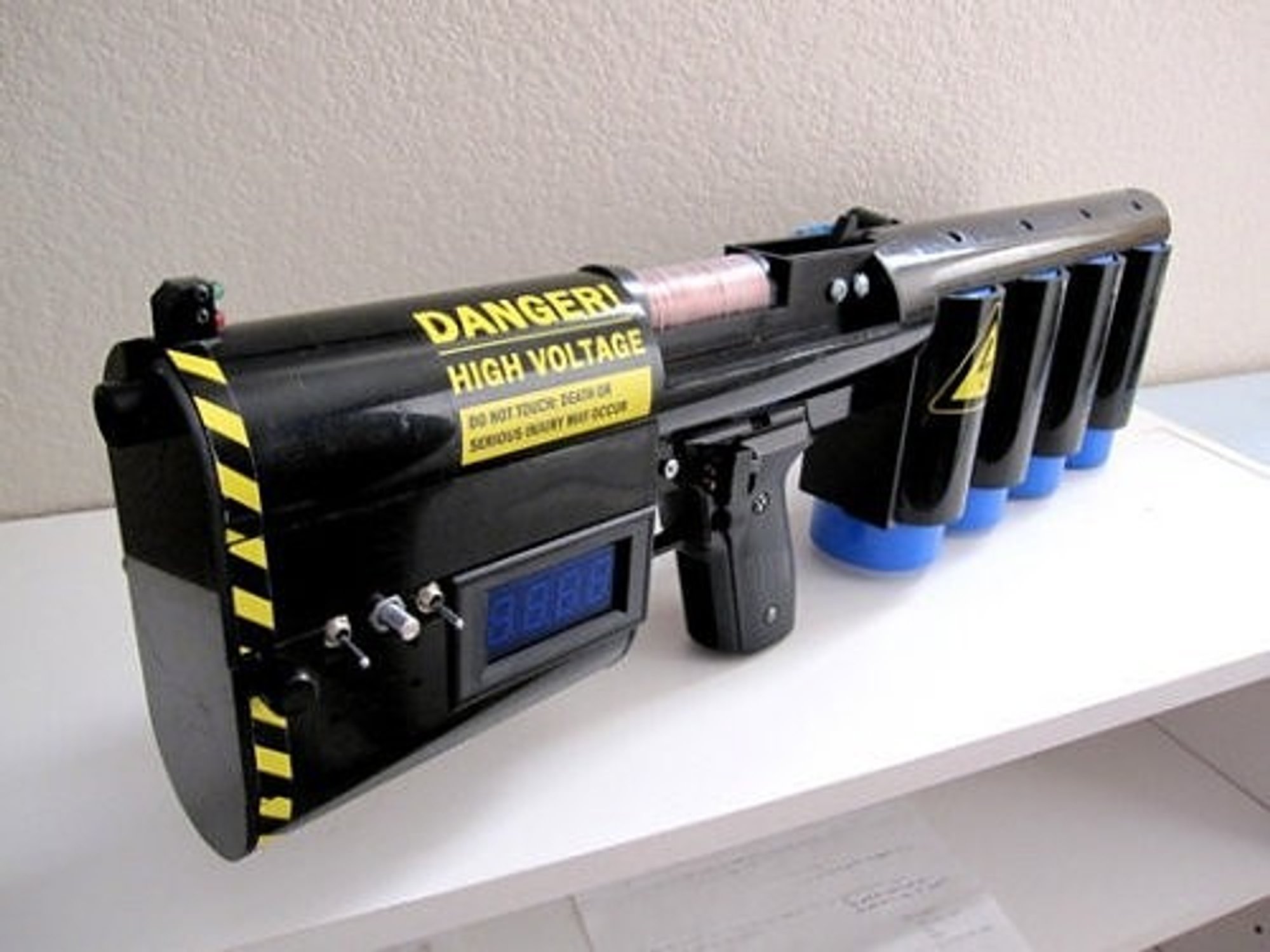 Elektromagnetinis šautuvas pavojingas kaip ir automatinis ginklas ...