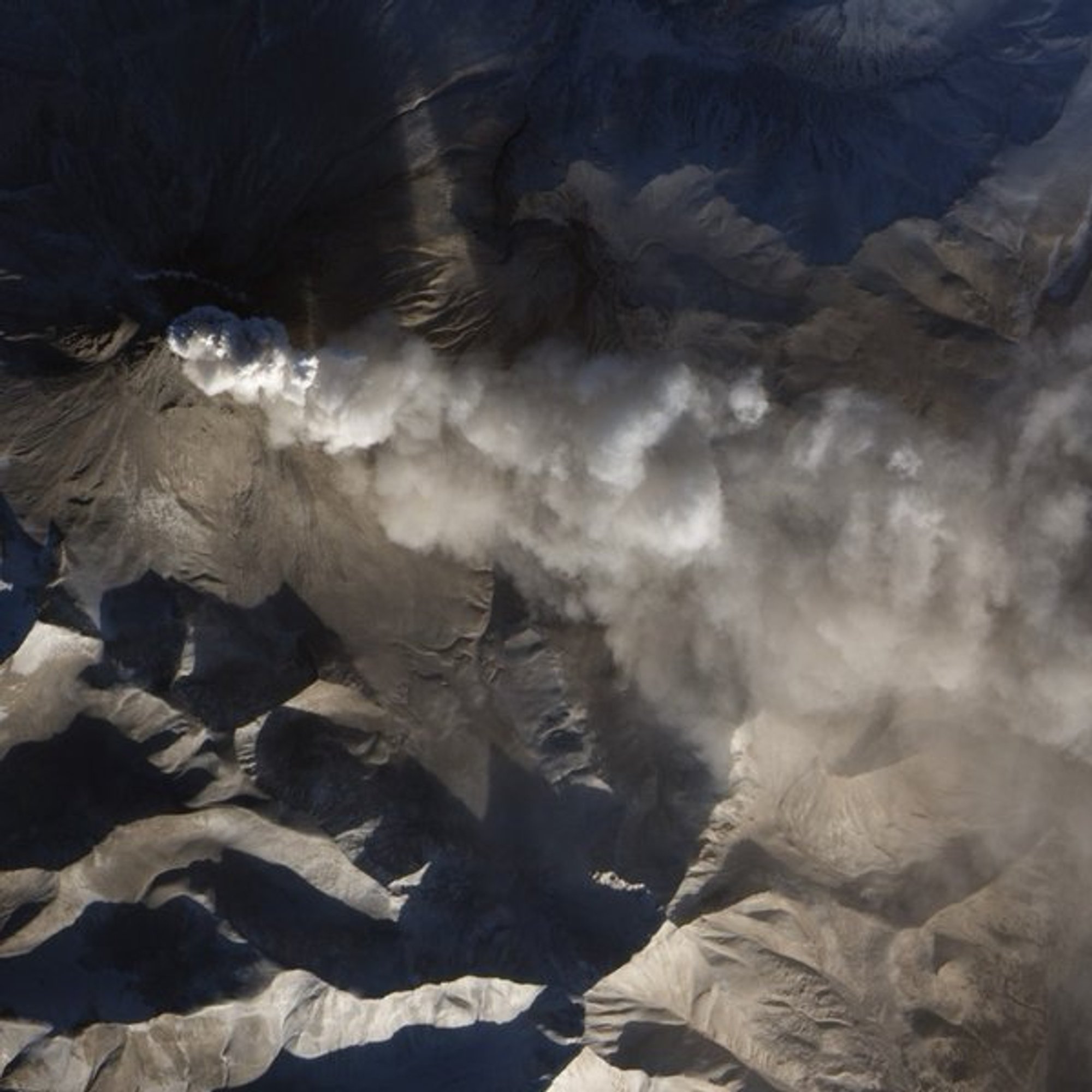 Rusijoje suaktyvėjusio vulkano pelenai byra ant miestų - Delfi grynas