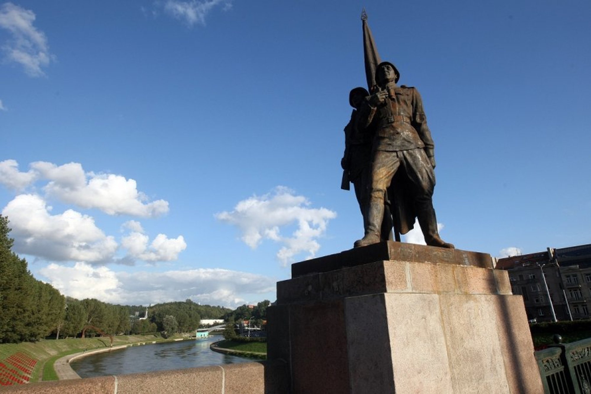 Vilniaus savivaldybė imasi Žaliojo tilto skulptūrų - Delfi