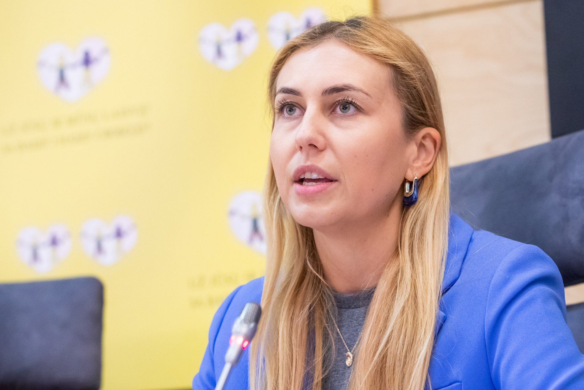 Įstatymo pataisa leistų rašyti moterų pavardes su galūne -a - Delfi