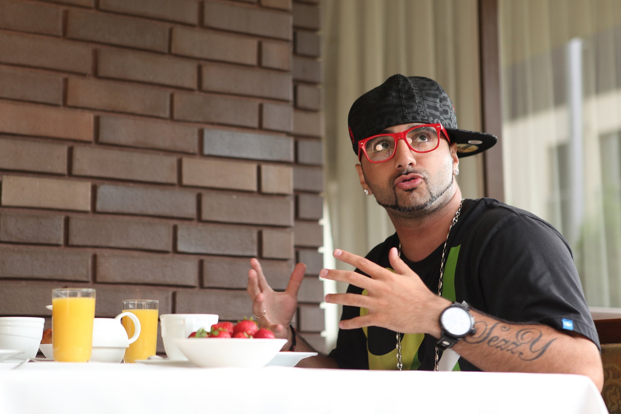 Prieš išvykdamas į JAV Sezzy apsinuogino reklamoje - Delfi veidai