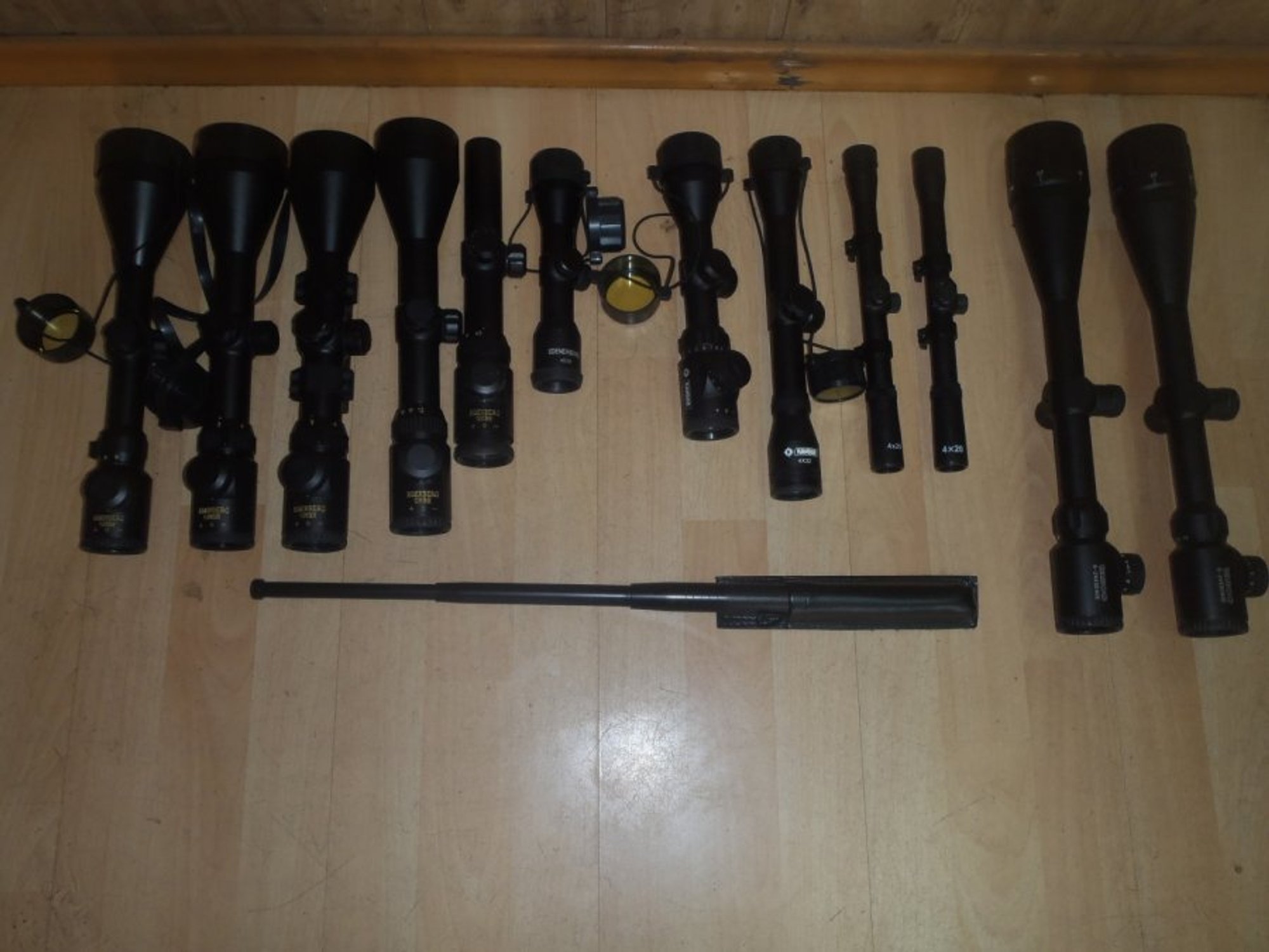 Kauno Aleksoto turguje – tikras ginklų arsenalas - Delfi