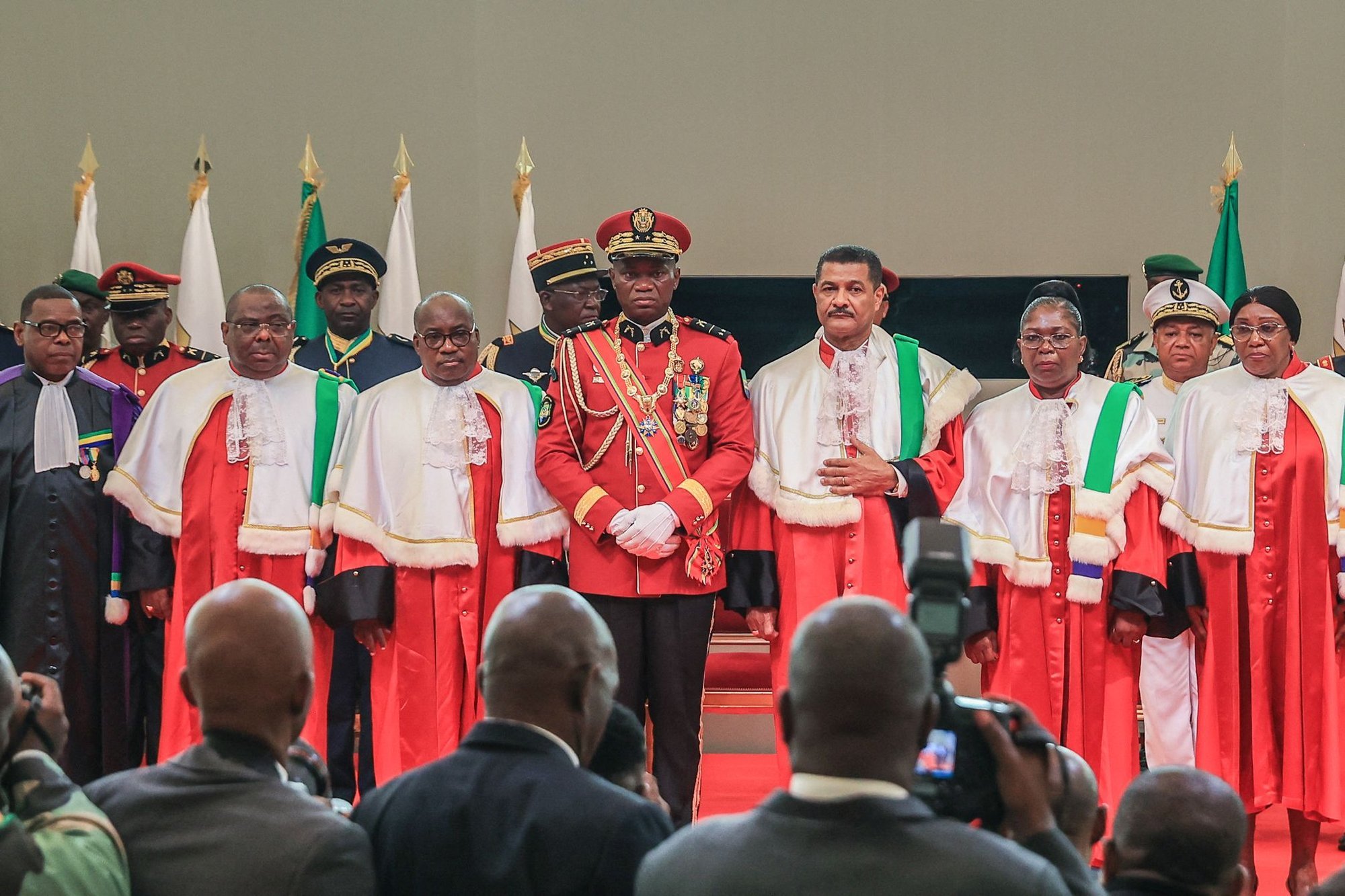 Gabone po perversmo prisiekė laikinasis prezidentas - Delfi