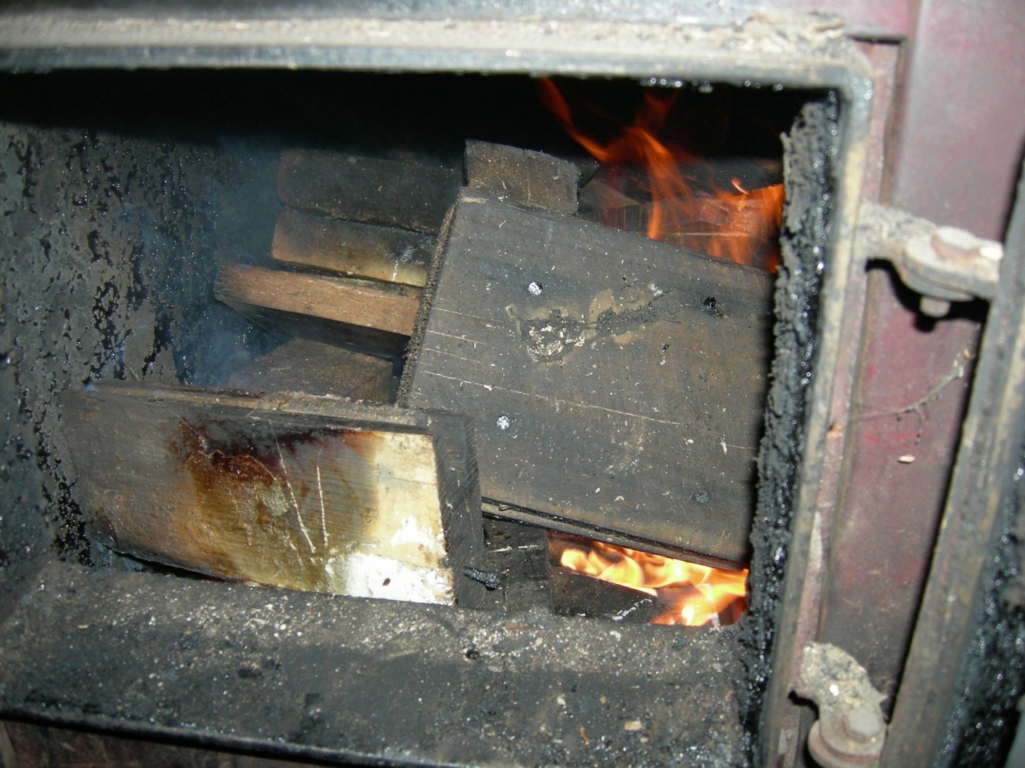 Kišantiems į krosnis tai, ko negalima, aplinkosaugininkai išdalijo 1000 ...