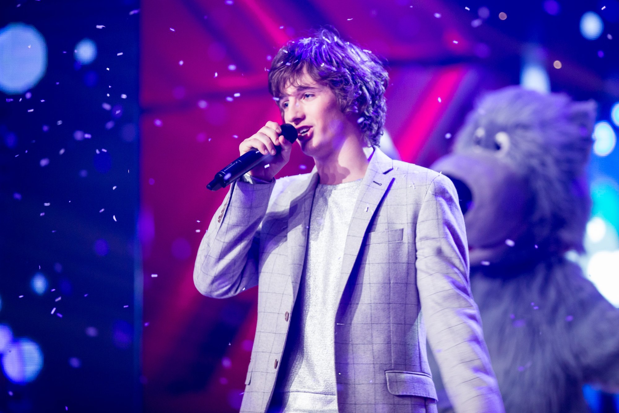 Mikčiojančiam A. Augaičiui nepavyko sklandžiai atlikti savo dainos ...