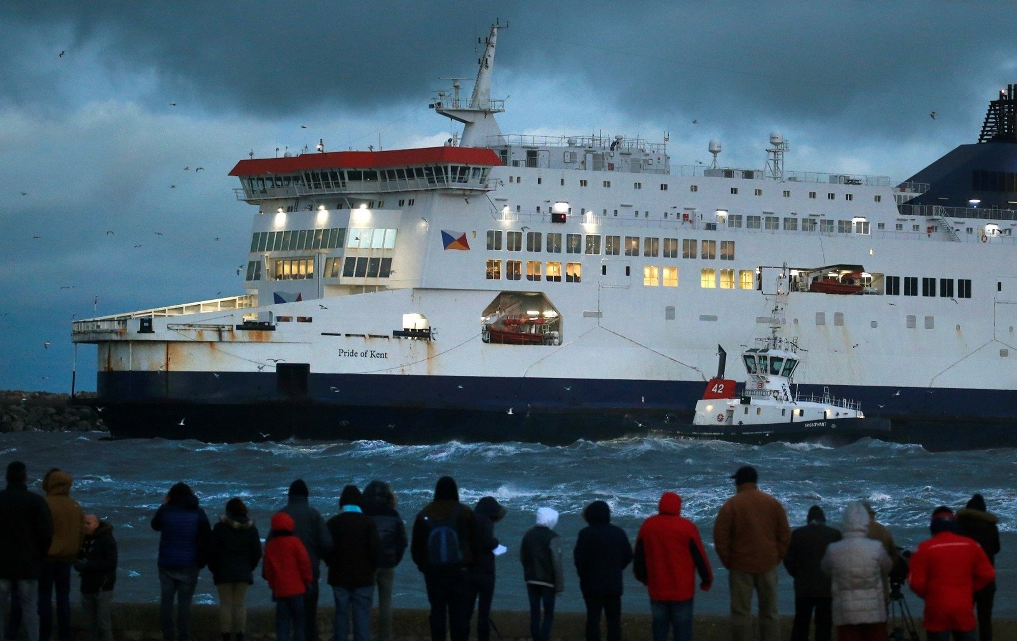 Keltas su 300 keleivių užplaukė ant seklumos Kalė uoste Prancūzijoje ...
