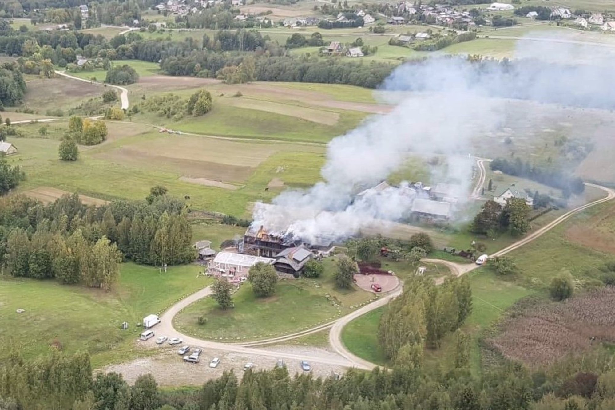 Trakų rajone atvira liepsna užsidegė kavinės stogas - Delfi