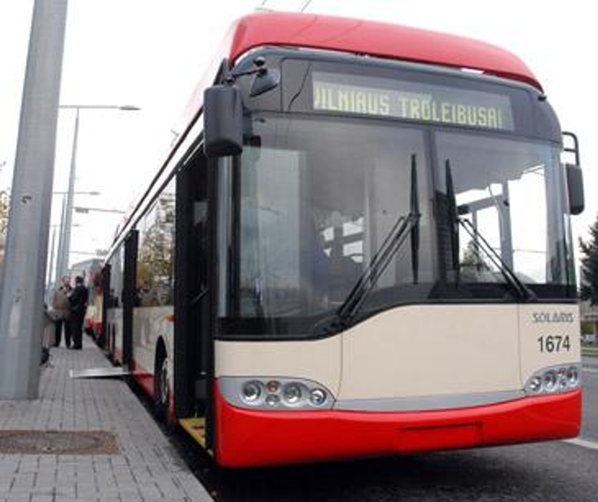 Vilniuje pristatyti "Solaris" troleibusai - Delfi verslas