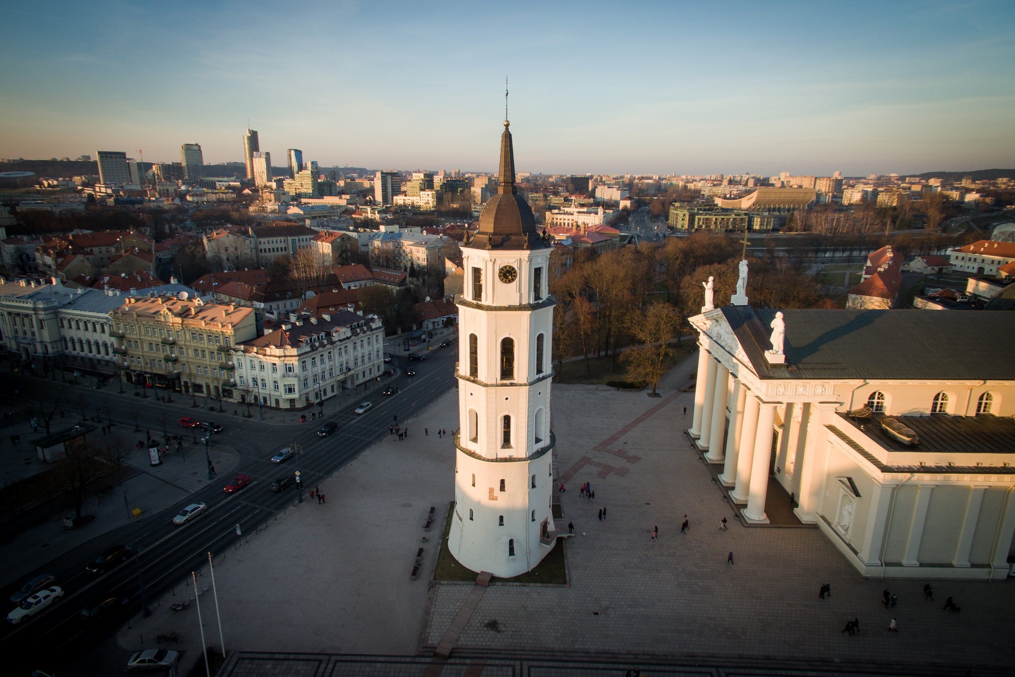 Keičiasi šviesoforinis eismo reguliavimas ties Vilniaus arkikatedra ...
