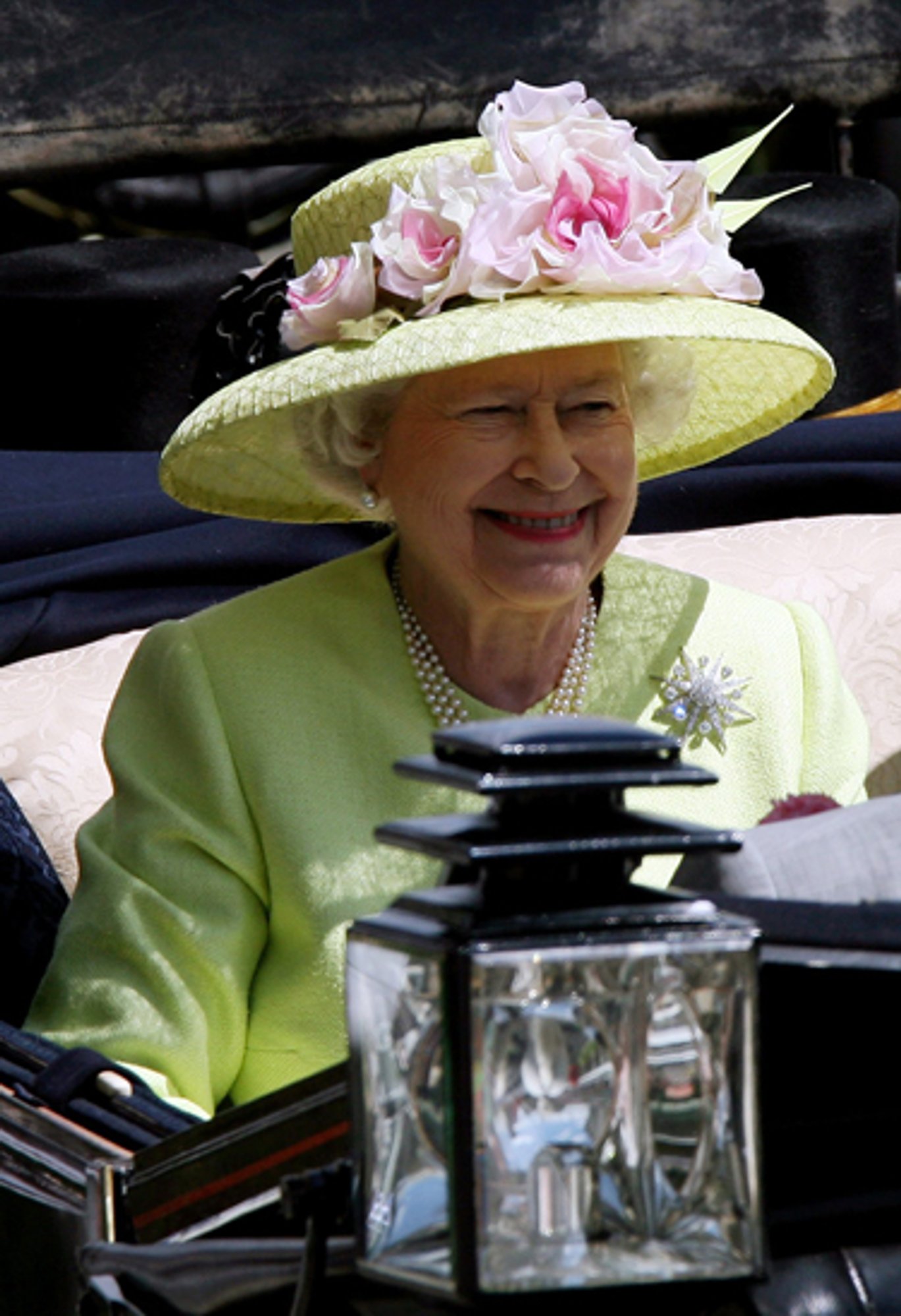 Aštuoniasdešimtmetės rengiasi susitikimui su karaliene - Delfi veidai