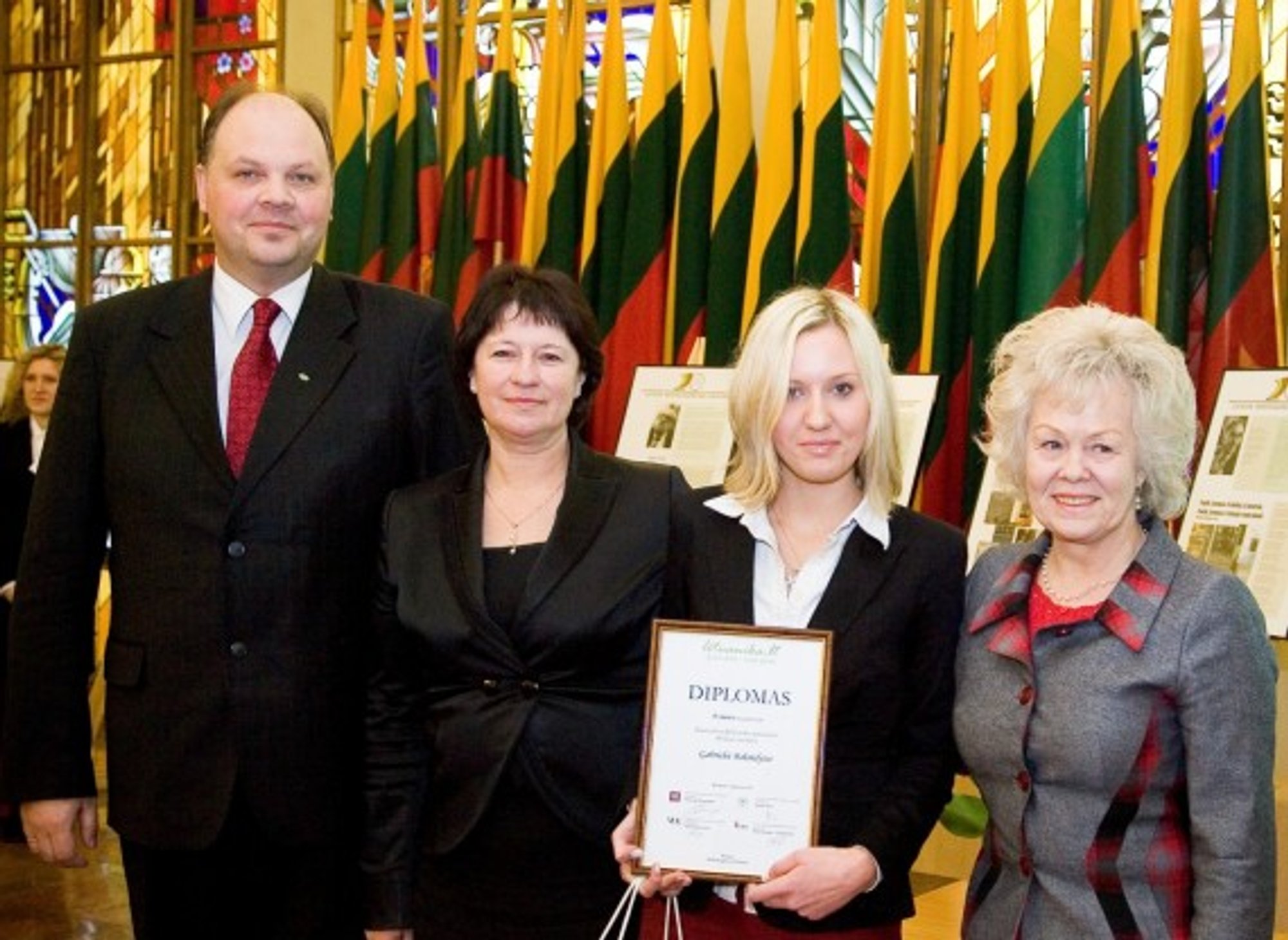 Apdovanoti geriausiai lietuvių kalbą mokantys moksleiviai ir jų ...