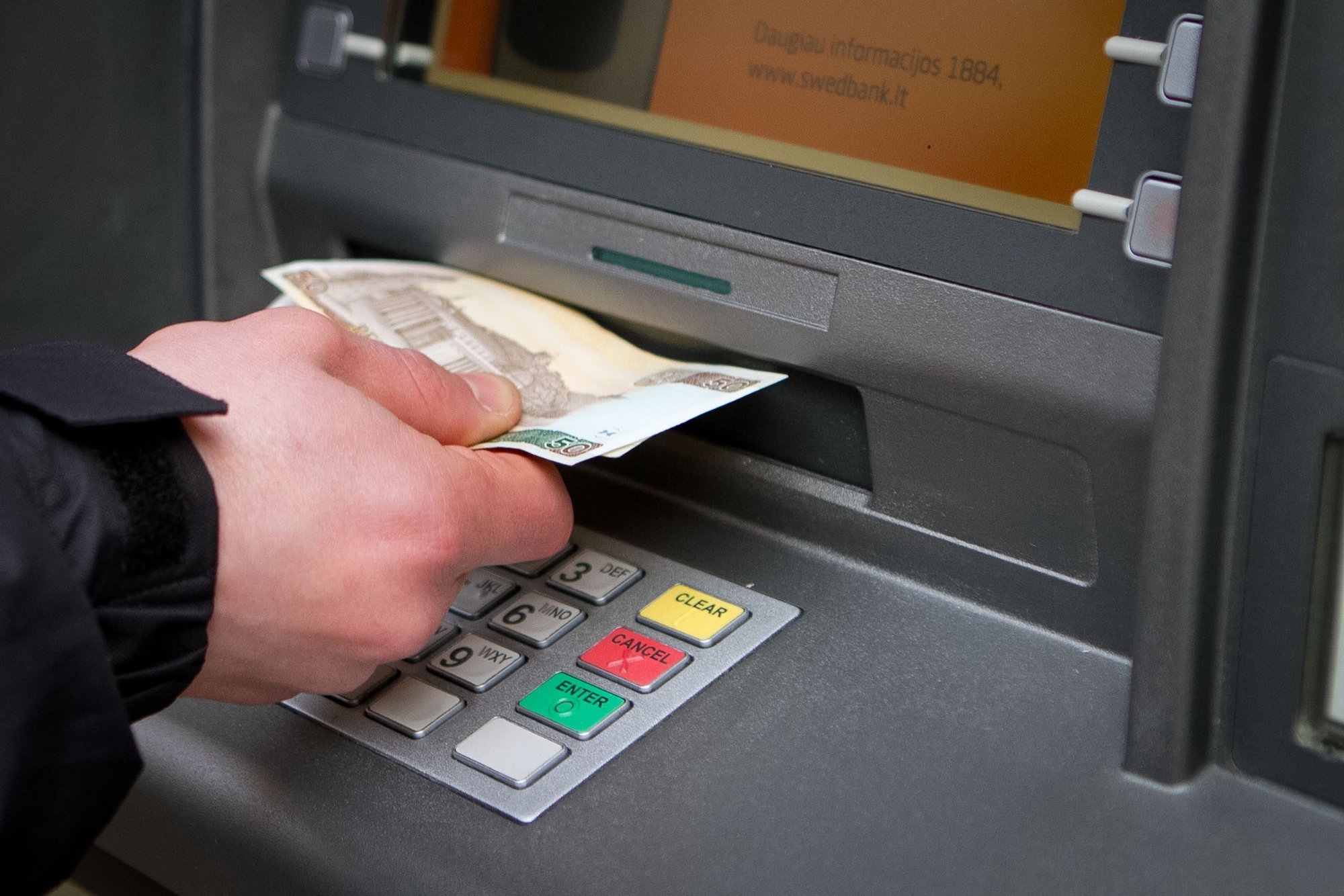 Bankomatas prarijo beveik 7 tūkst. Lt vilnietės santaupų - Delfi verslas