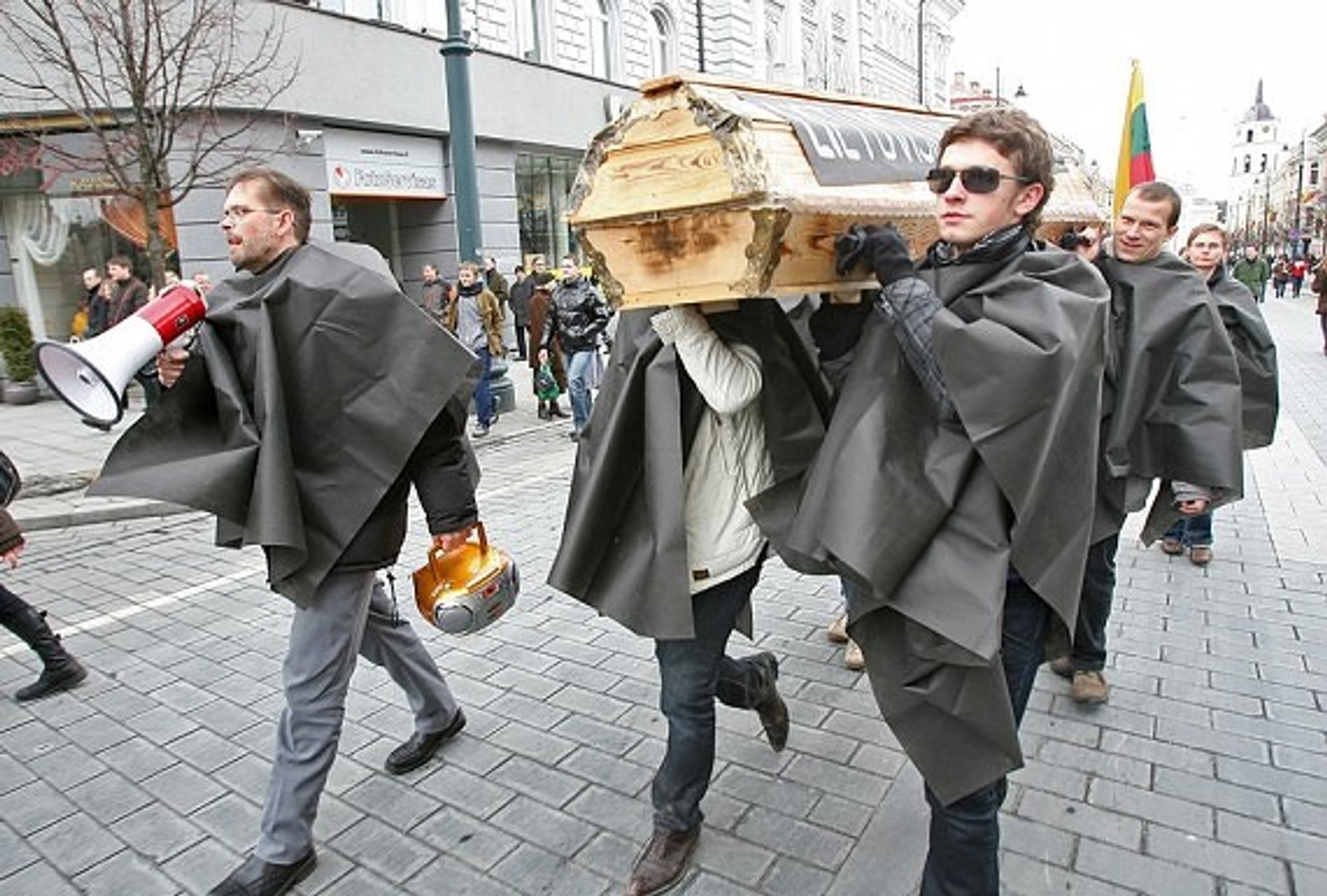 Po Vilnių karstą nešiojo „naciai“ - Delfi